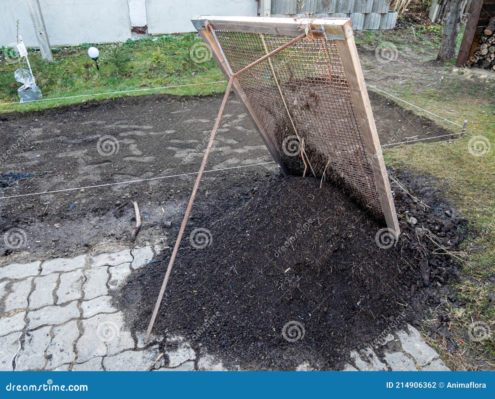 Tamiser Le Sol Du Jardin Avec Un Tamis Photo stock - Image of vert ...