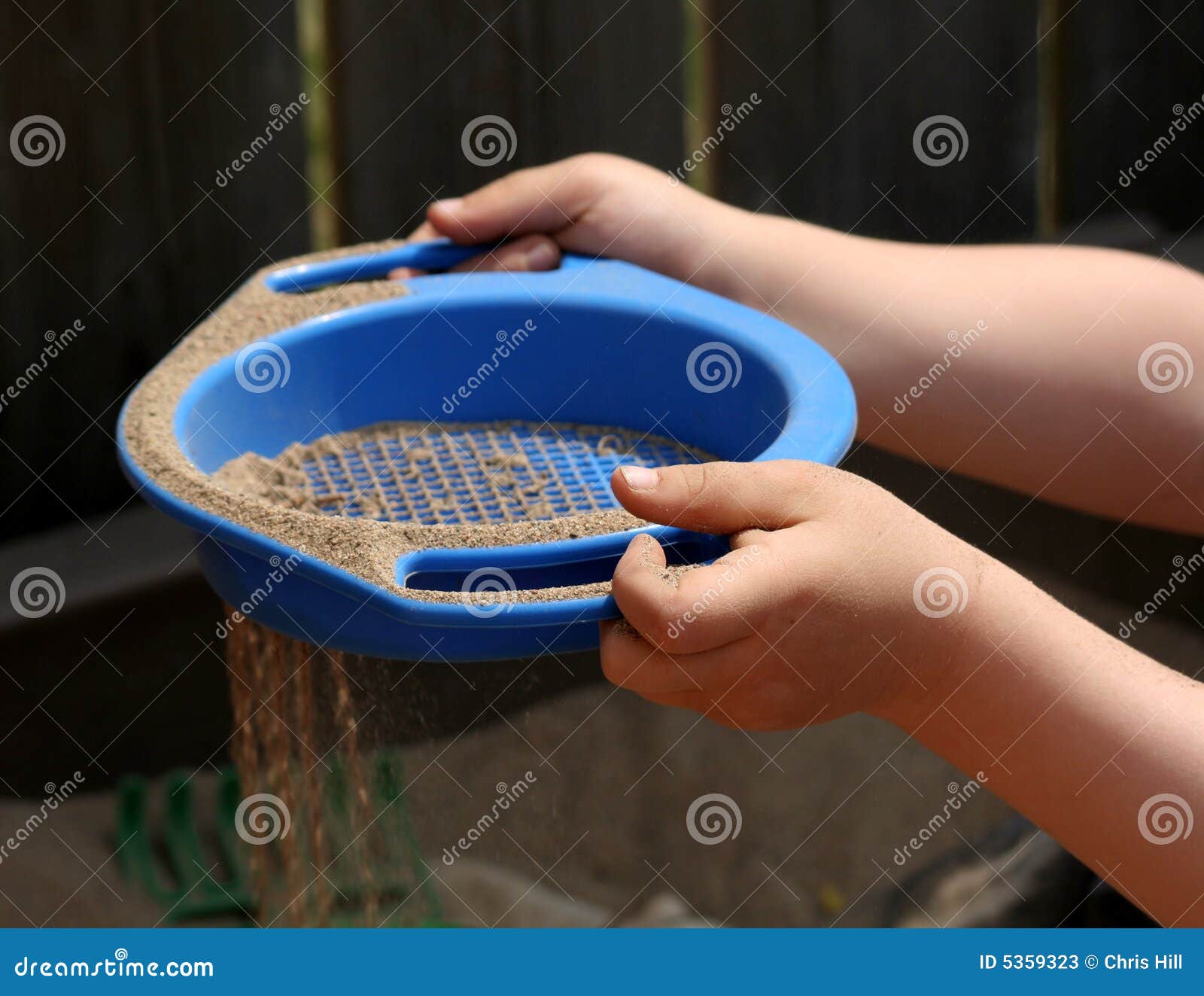 Tamizado de la arena imagen de archivo. Imagen de cabrito - 5359323