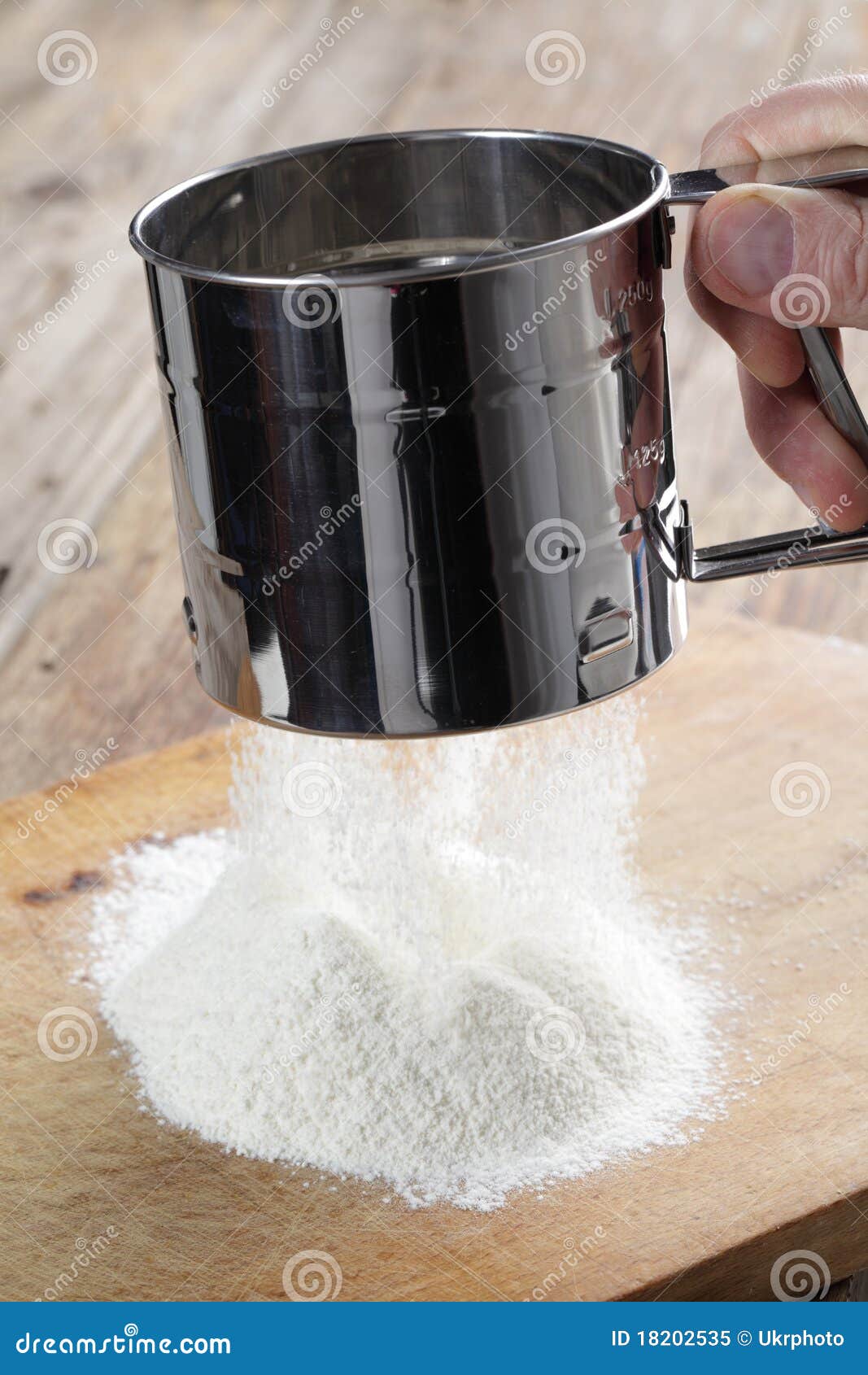Tamizar la harina imagen de archivo. Imagen de tamiz - 18202535