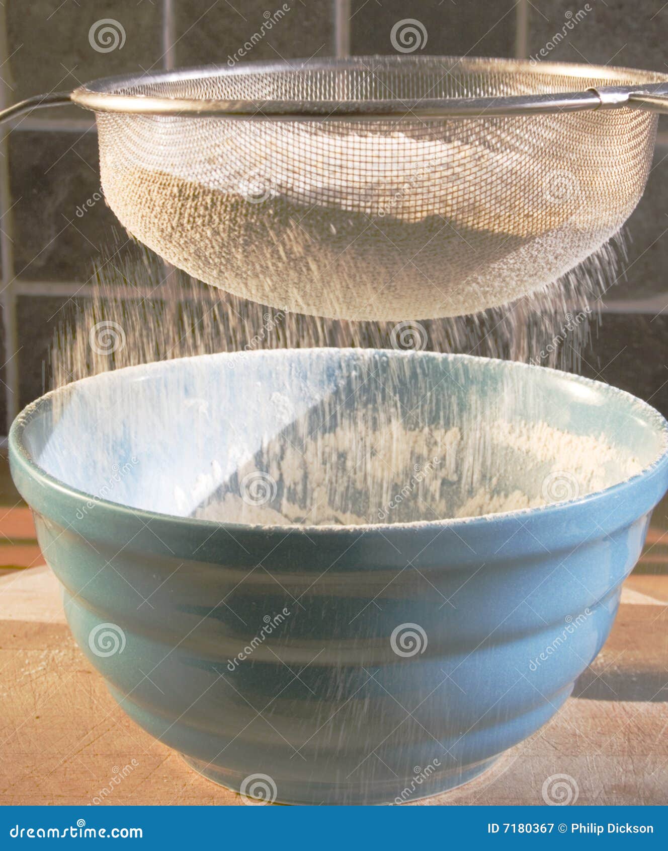 Tamizar la harina imagen de archivo. Imagen de avistamiento - 7180367