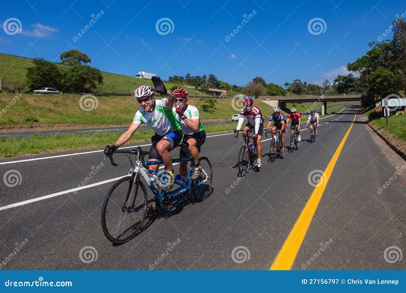 Tandem de chemin de cycle photographie éditorial. Image du tandem ...