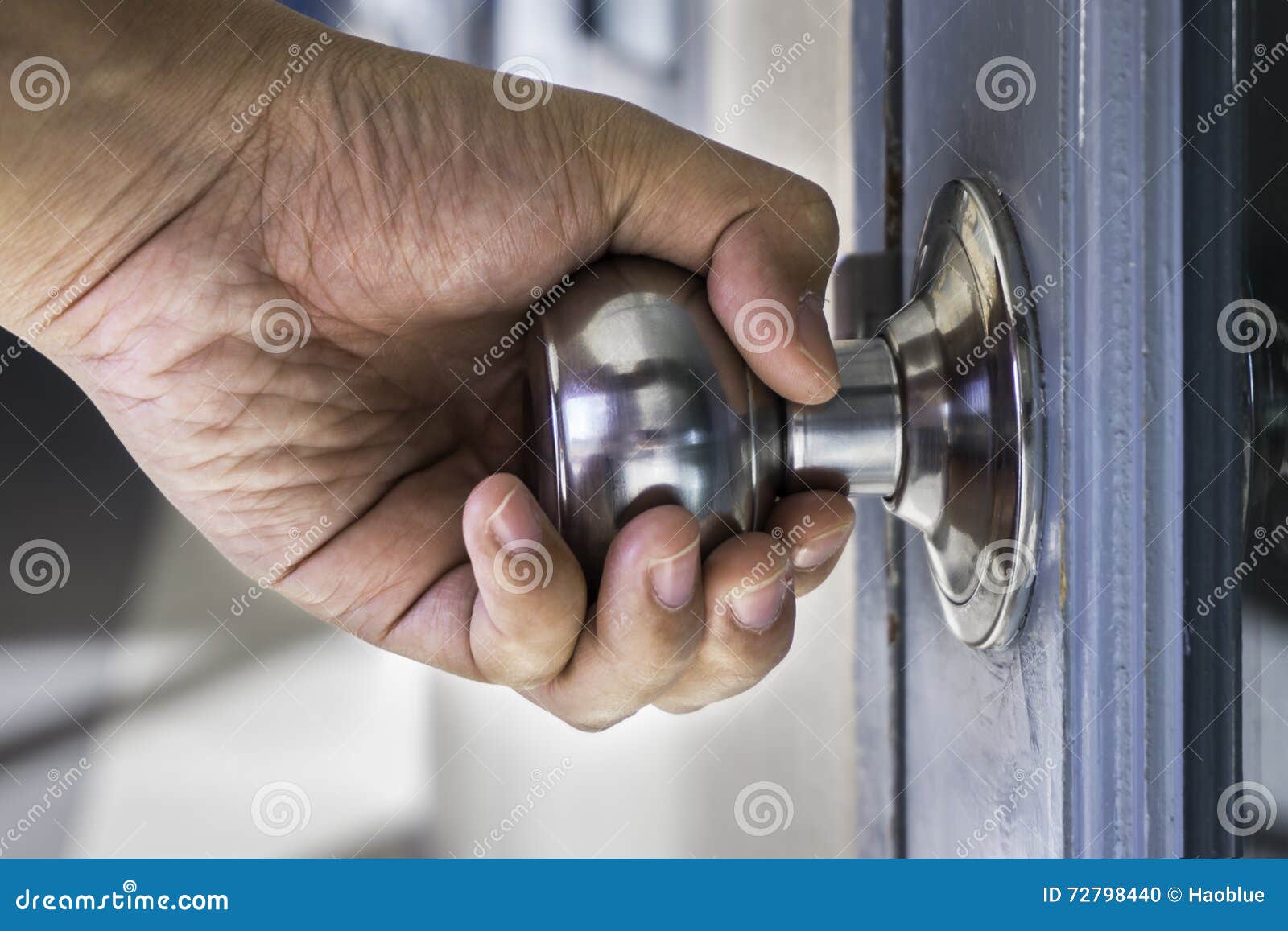 Tandis Que J'ouvre Une Porte De Vintage Photo stock - Image du ouvert ... Tandis Que J'ouvre Une Porte De Vintage Photo stock - Image du ouvert ...