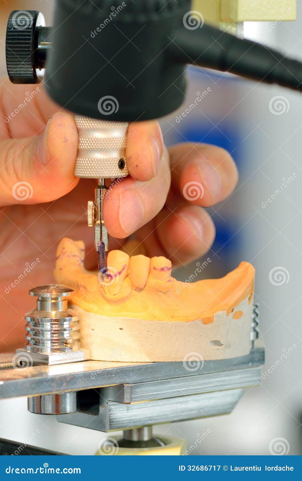 Tandtechnicus Die Gebitten Meten Stock Afbeelding - Image of plaat ...