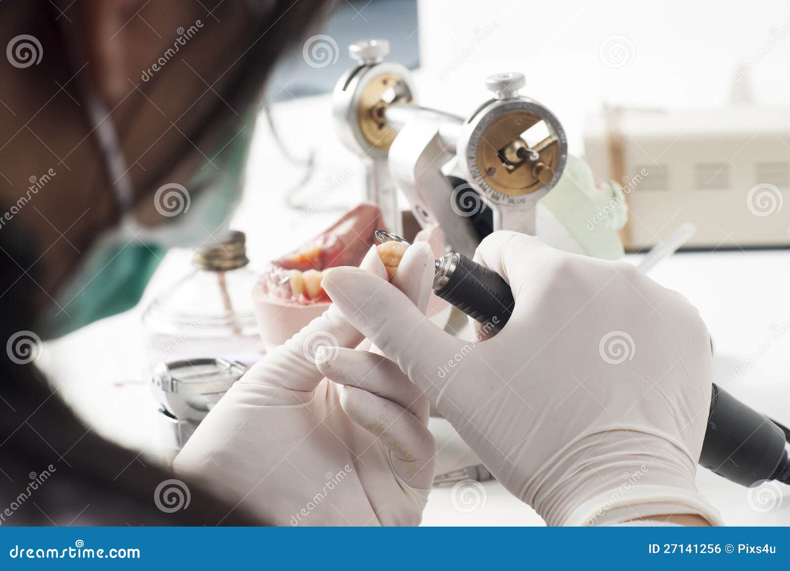 Tandtechnicus Die Met Gewricht Werkt Stock Foto - Image of tandarts ...