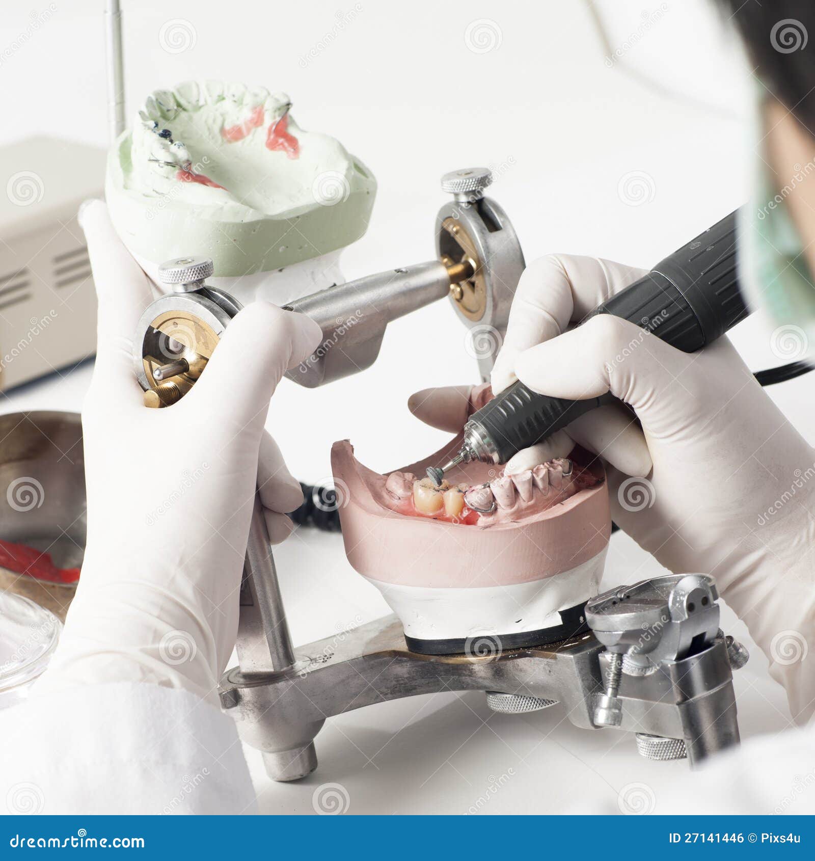 Tandtechnicus Die Met Gewricht Werkt Stock Foto - Image of prothese ...