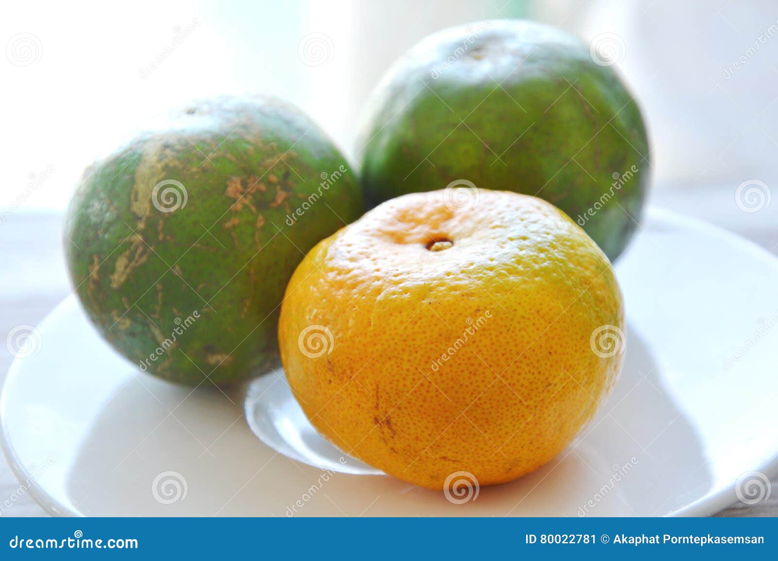 Tangerine Ripen and Unripe on Dish Stock Image - Image of tangerine ...
