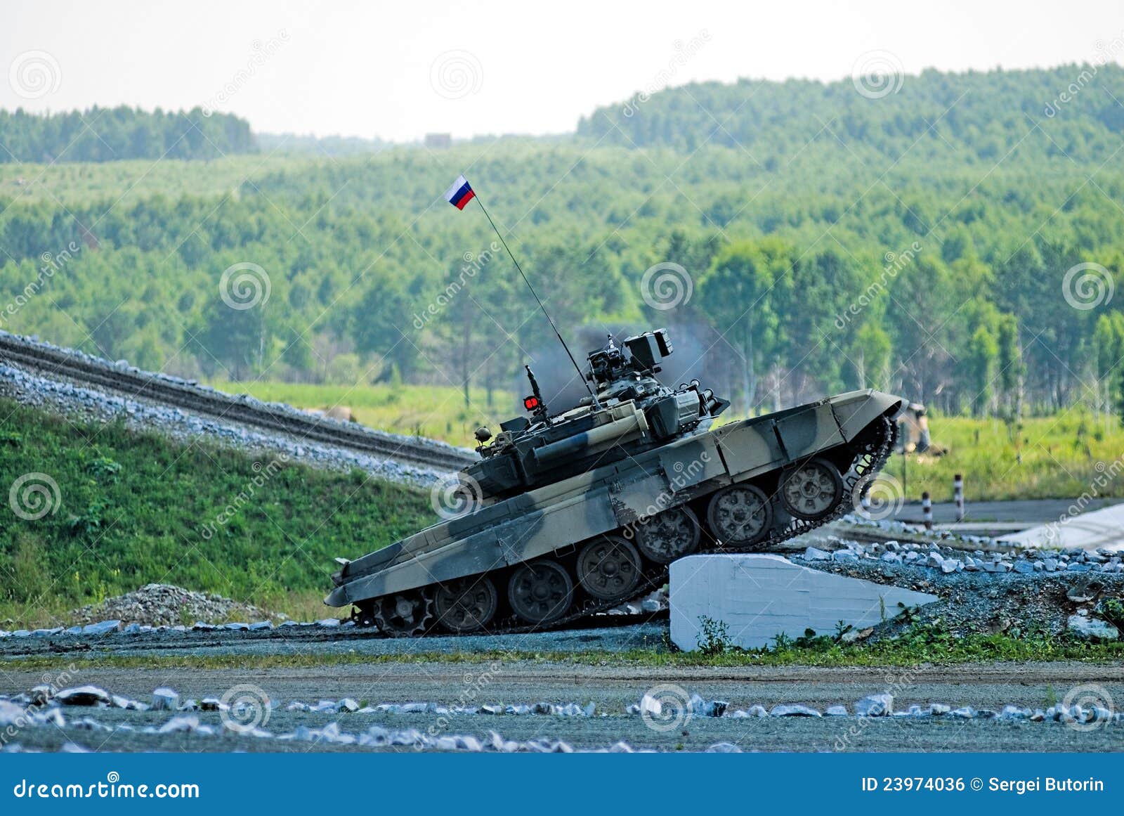 Tank T-80 shoots sideward stock photo. Image of caterpillar - 23974036