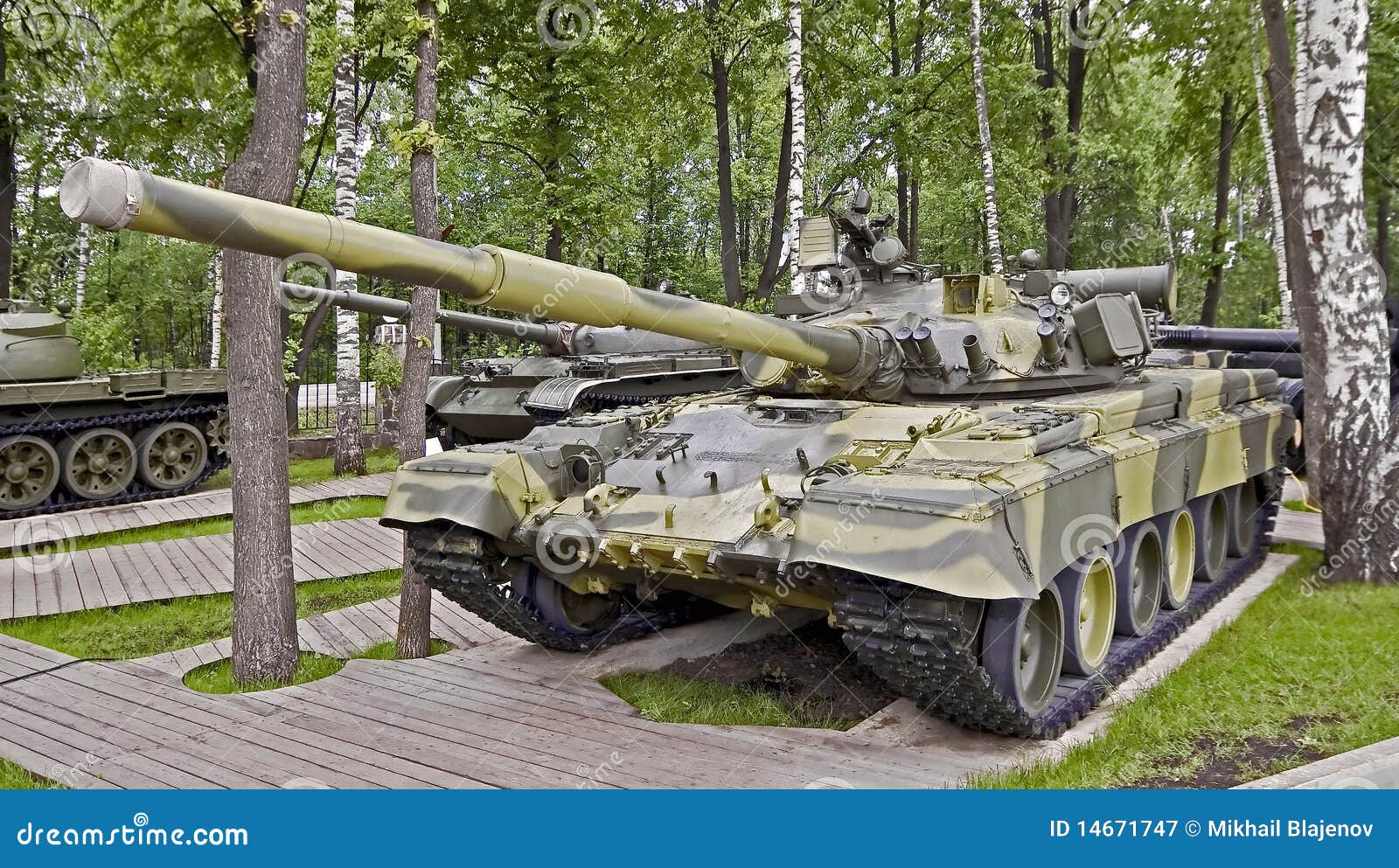 Tank T-80B(1) stock image. Image of moscow, armour, star - 14671747