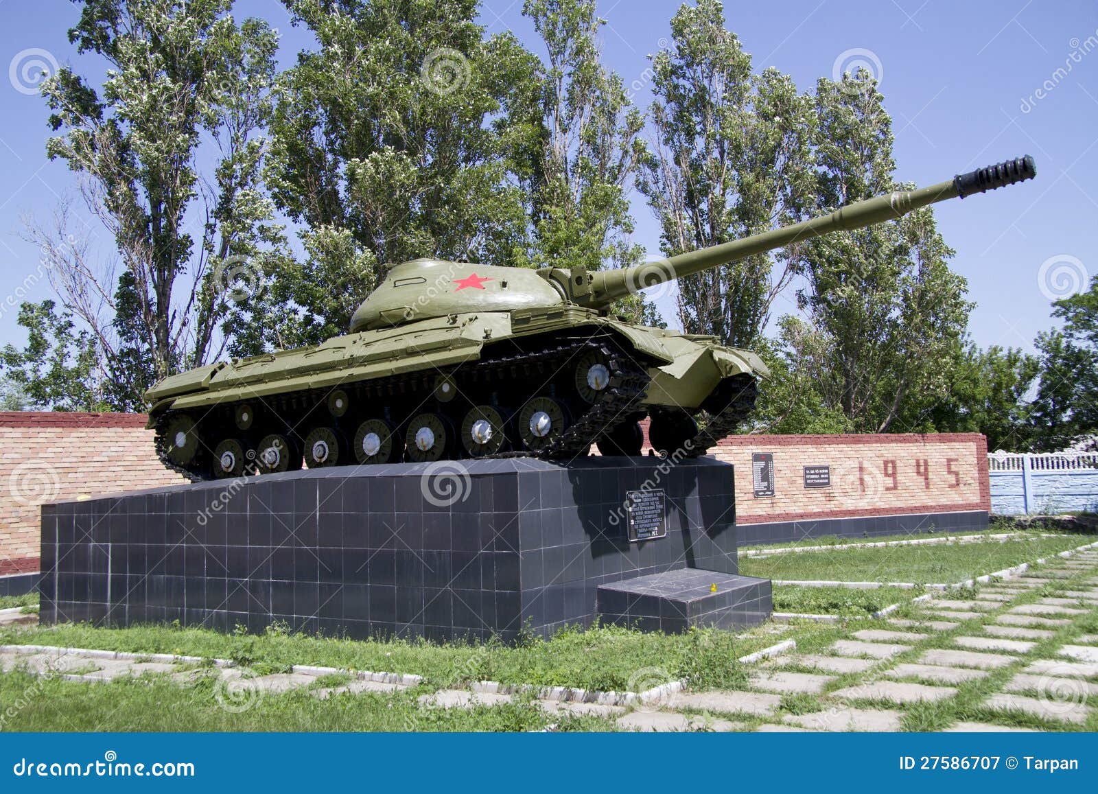 Tank Victory Monument of Soviet Soldiers. Editorial Photography - Image ...