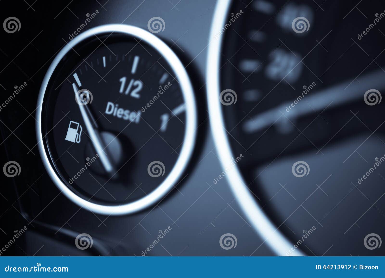 Tankanzeige - Diesel stockfoto. Bild von ausrüstung, motor - 64213912