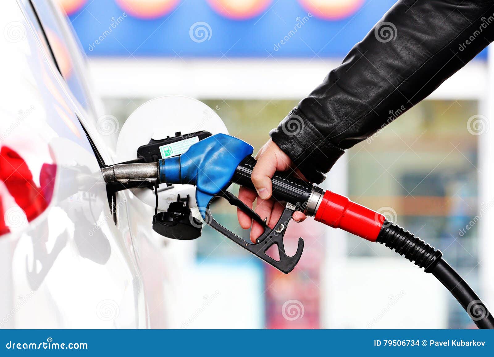 Tanken Sie Auto Mit Treibstoff Wieder Stockfoto - Bild von maschine ...