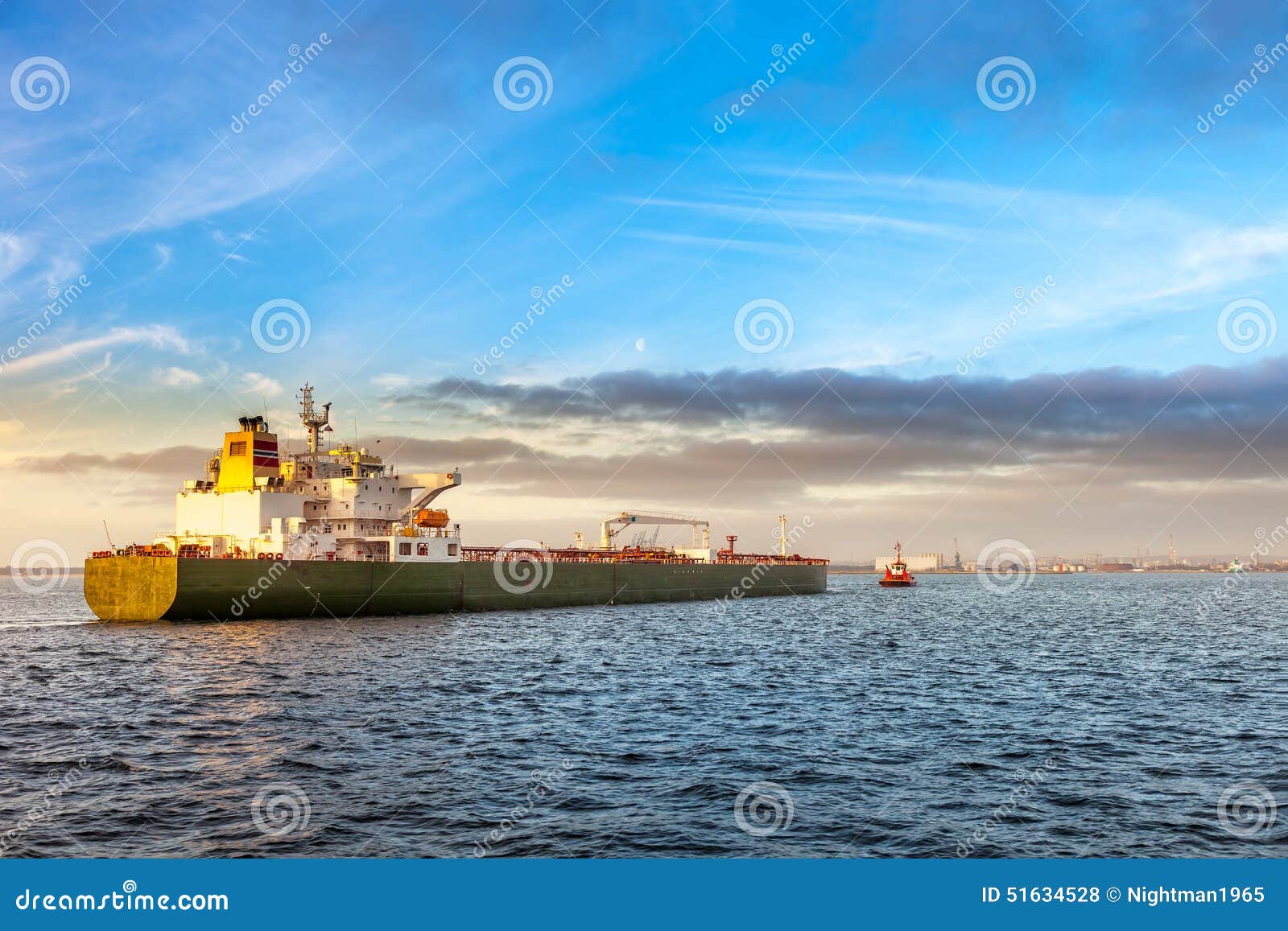 Tanker en sleepboot stock foto. Image of ochtend, blauw - 51634528