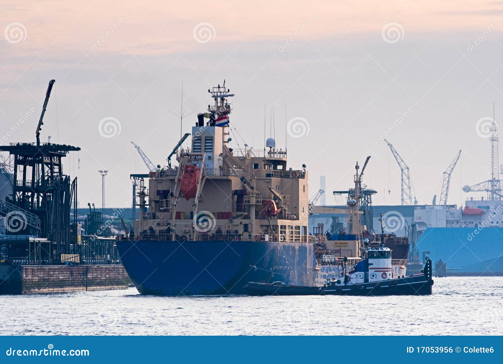 Tanker in Haven Met Sleepboot Stock Foto - Image of rivier, boot: 17053956