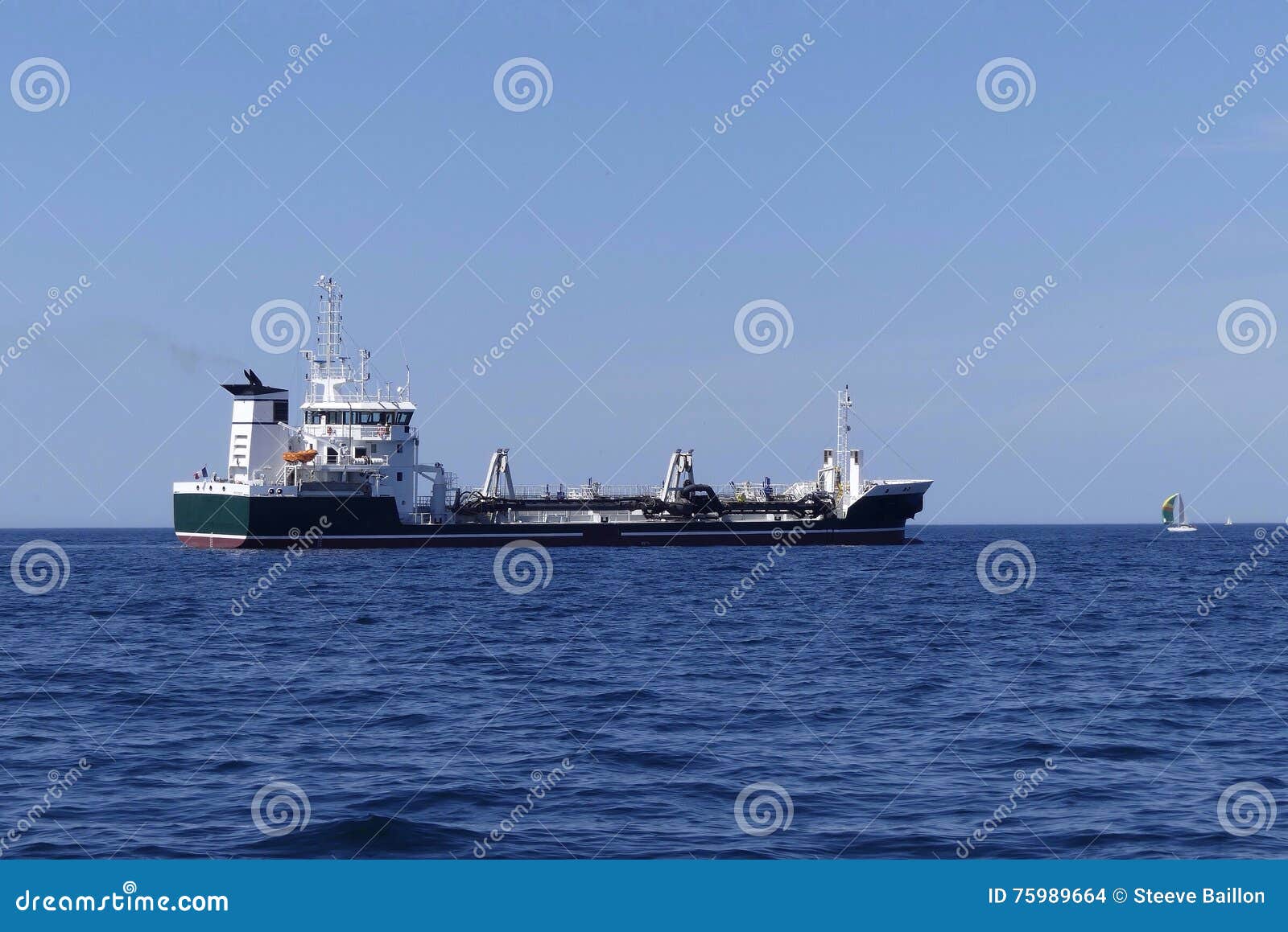 Tanker ship at anchorage editorial stock image. Image of ocean - 75989664