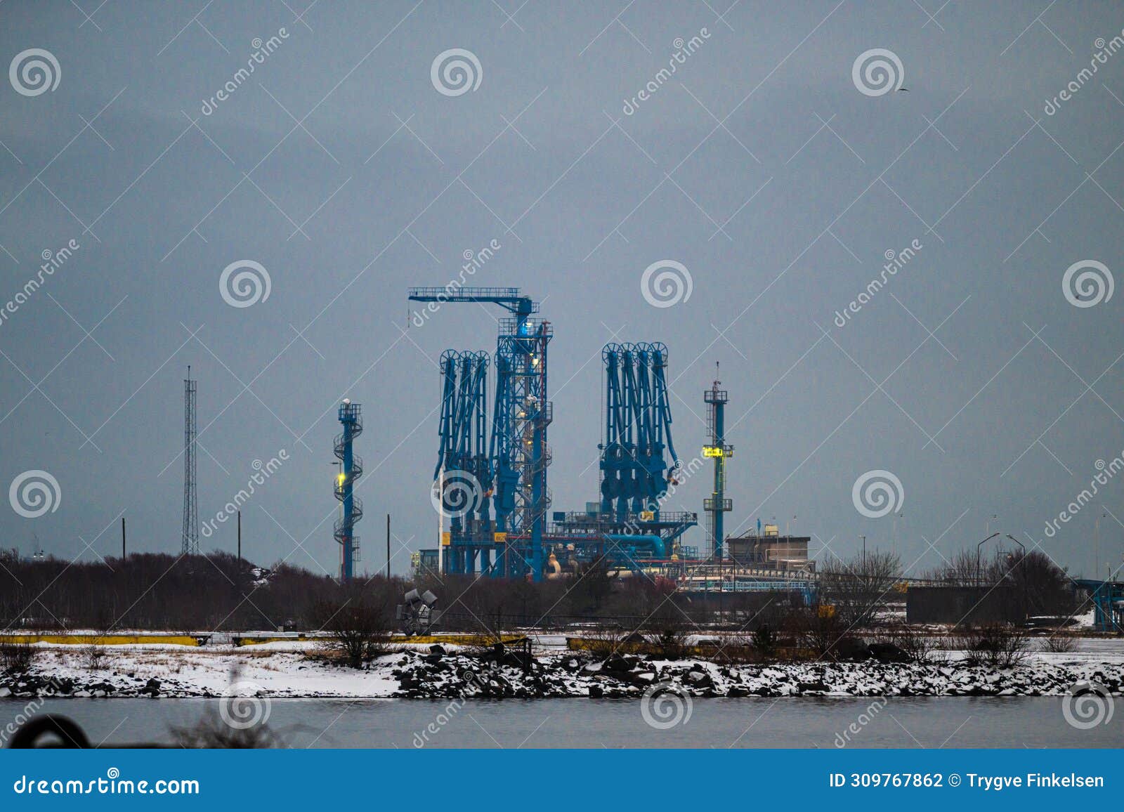 Tanker Ship Loading Terminal Waiting for Next Vessel.. Stock Photo ...