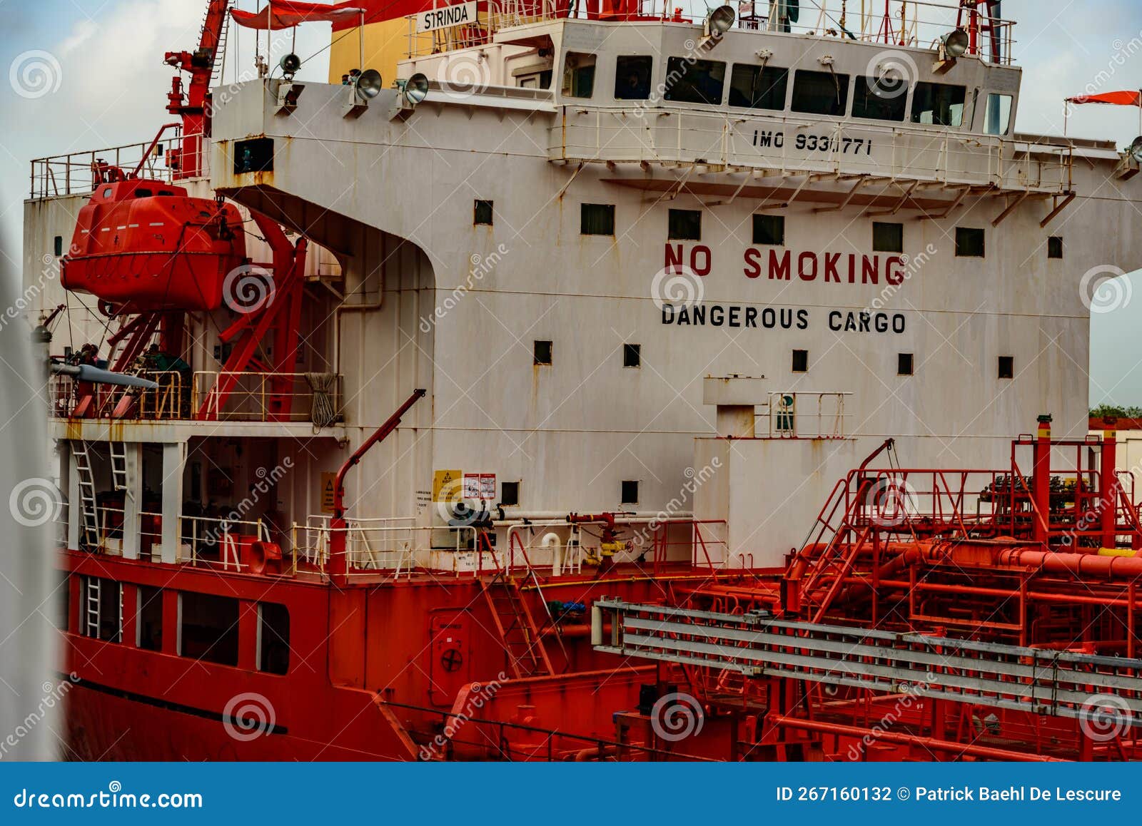 Tanker Strinda Inside the Gatun Locks Editorial Photography - Image of ...