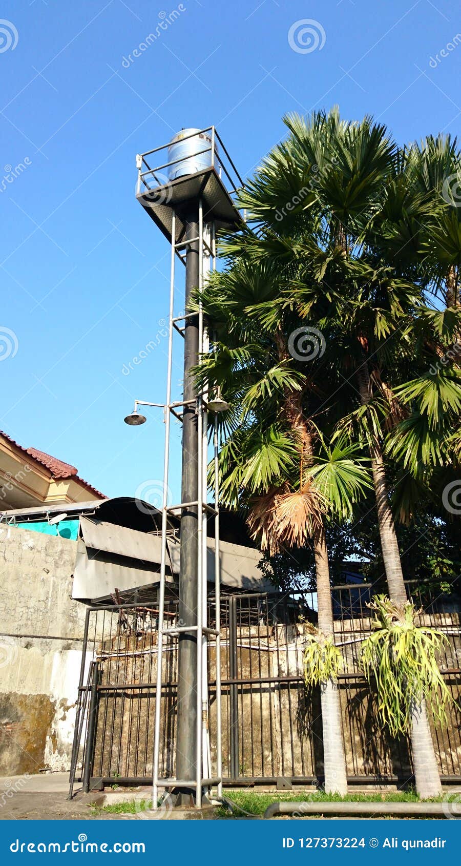 Tanki air stock photo. Image of tower, unik, ketinggian - 127373224