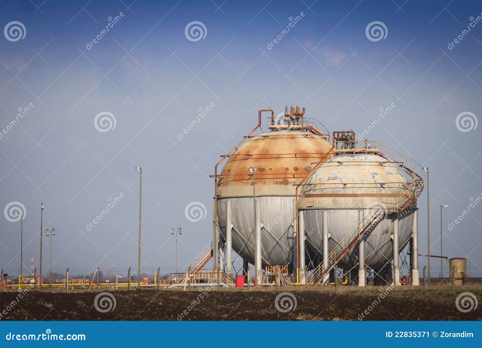 Tanks bij de raffinaderij stock afbeelding. Image of metaal - 22835371