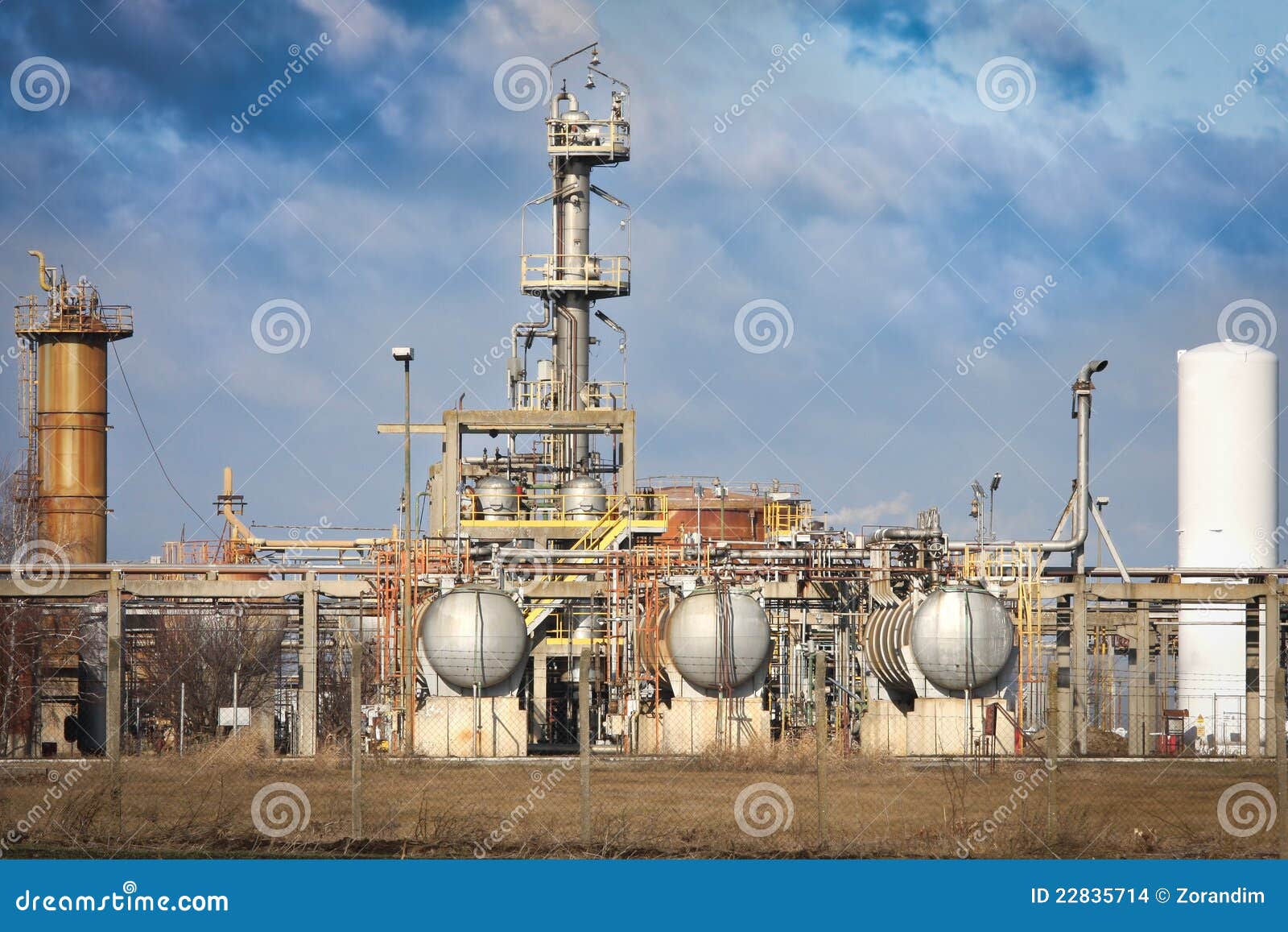 Tanks bij de raffinaderij stock foto. Image of aardolie - 22835714