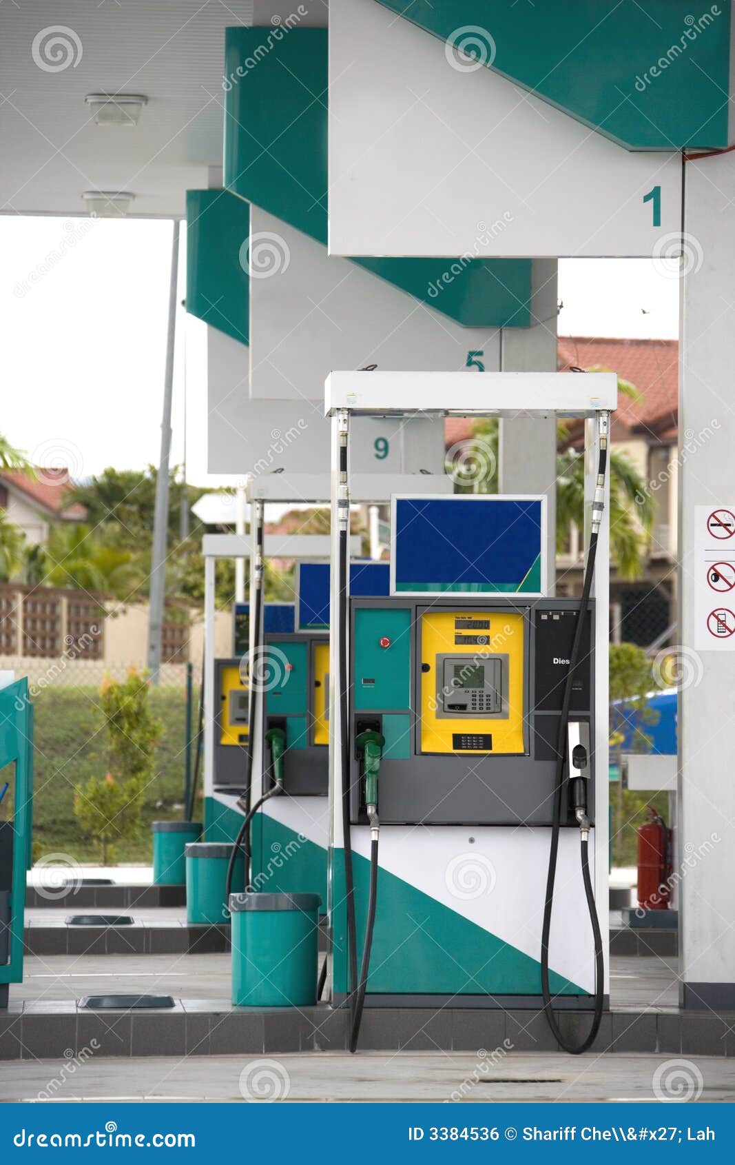 Tankstelle stockfoto. Bild von benzin, pumpen, düse, energie - 3384536