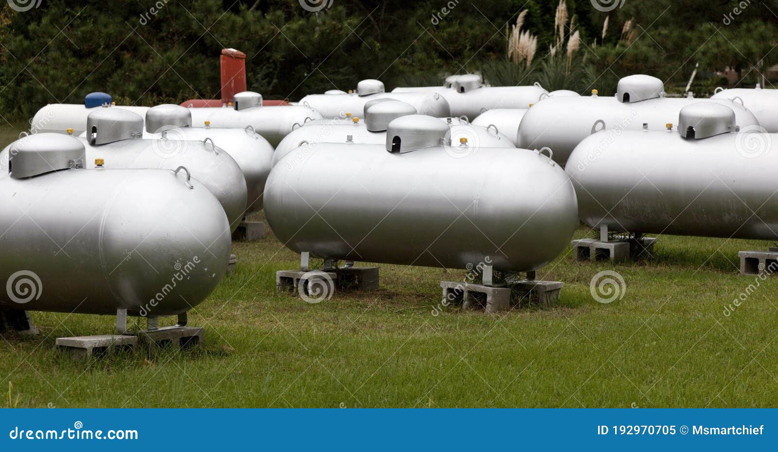 Tanques De Propano En Un Campo Imagen de archivo - Imagen de industria ...