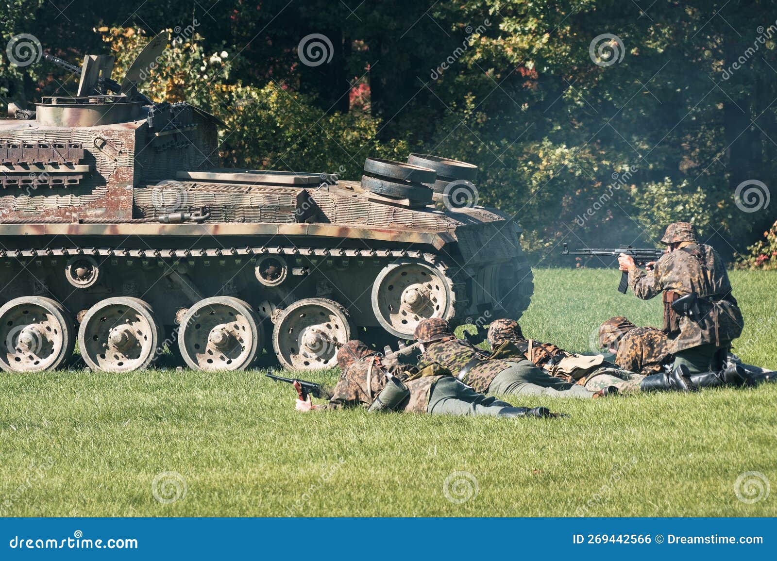 Tanques En El Campo De Batalla 4 Foto Editorial Imagen De Hierba