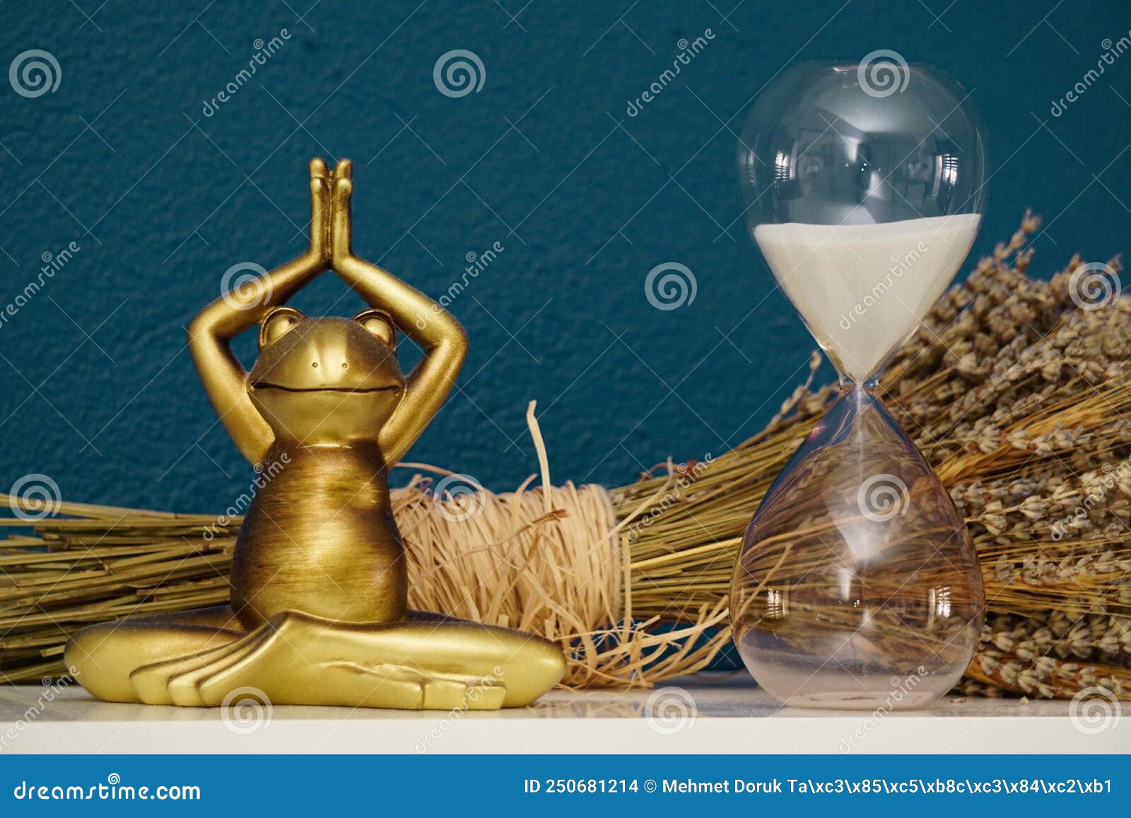Tantra Position Frog Figurine E Areia Clock Close View Foto de Stock ...