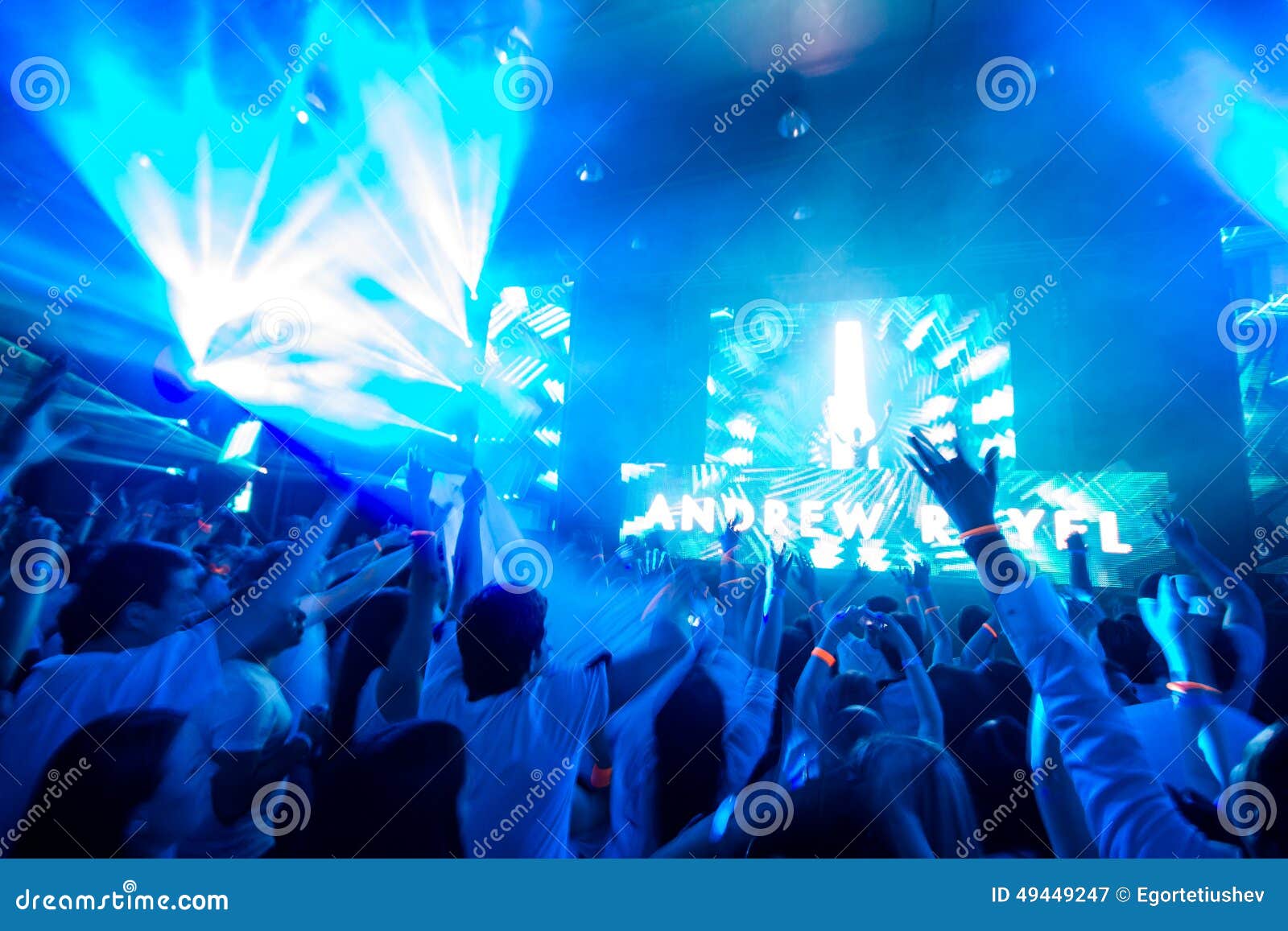 Tanzverein mit DJ redaktionelles stockfotografie. Bild von masse - 49449247