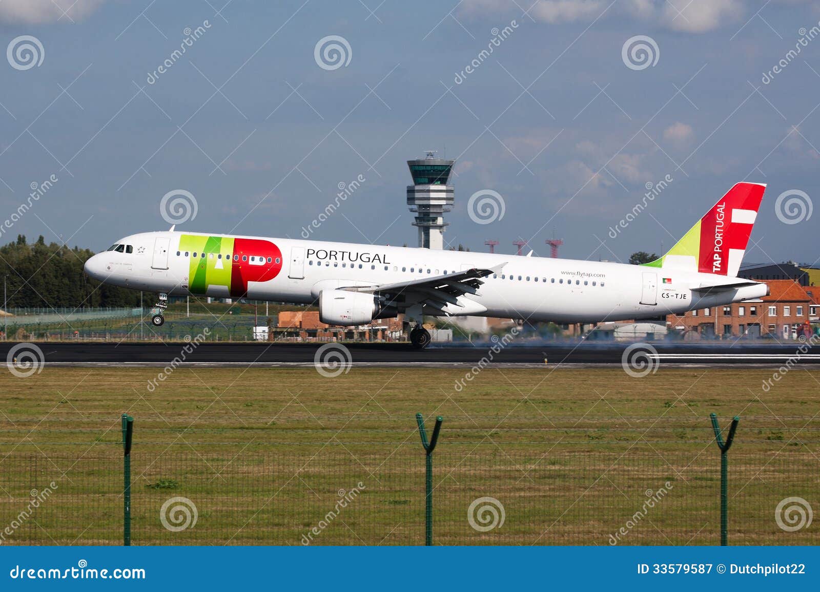 TAP airplane landing editorial photography. Image of holiday - 33579587