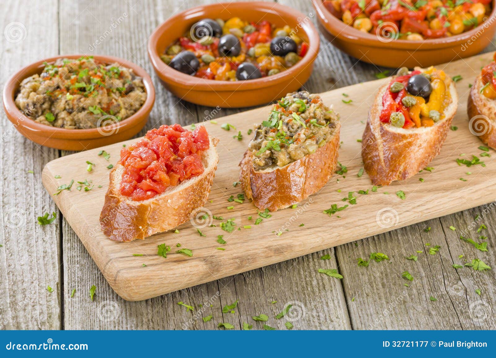 Tapas en el pan crujiente imagen de archivo. Imagen de alimento - 32721177