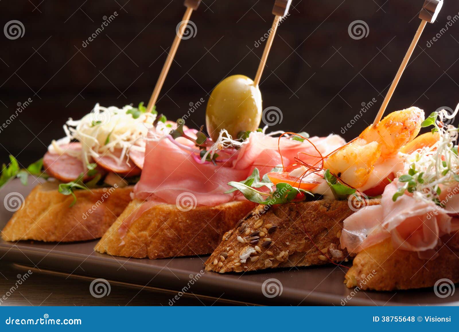 Tapas en el pan crujiente foto de archivo. Imagen de perejil - 38755648