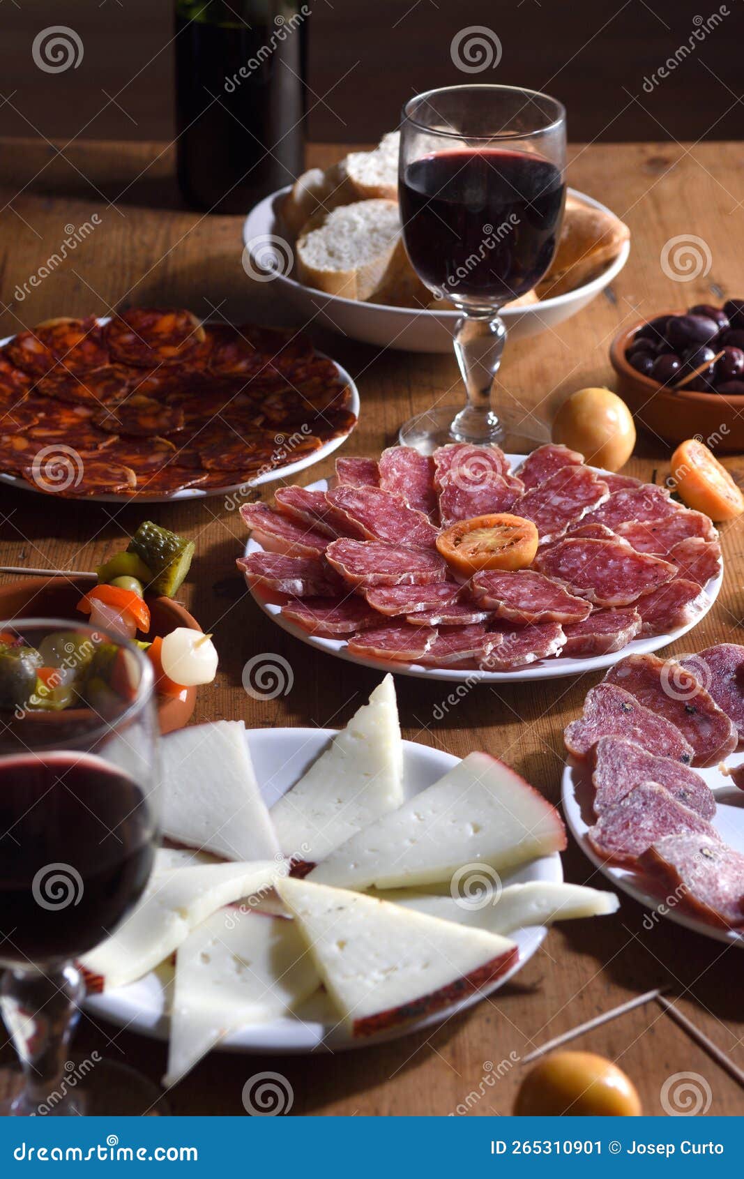 Tapas Y Vino Tinto En Madera Imagen de archivo - Imagen de queso ...