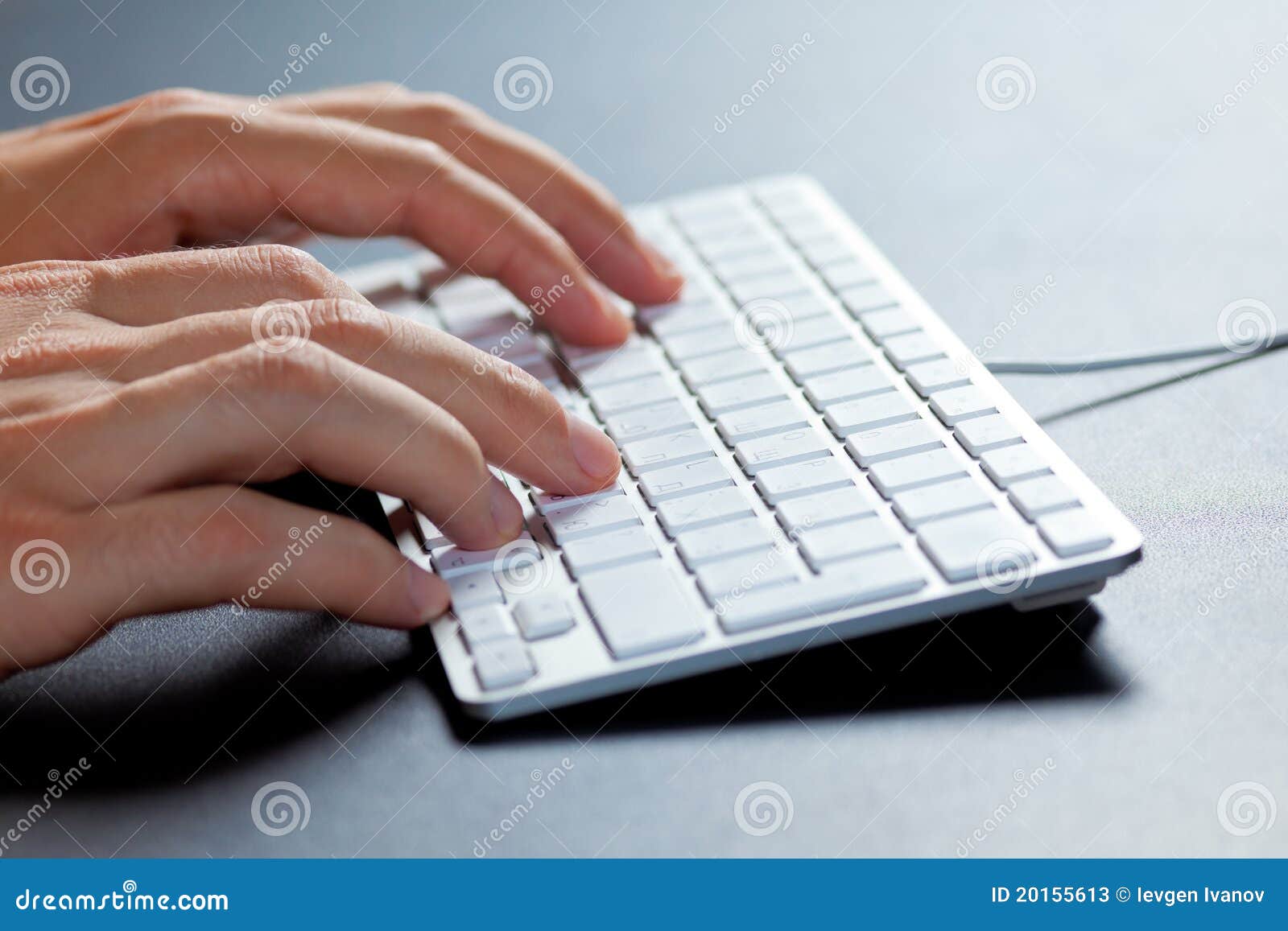 Taper sur le clavier image stock. Image du types, fonctionnement - 20155613