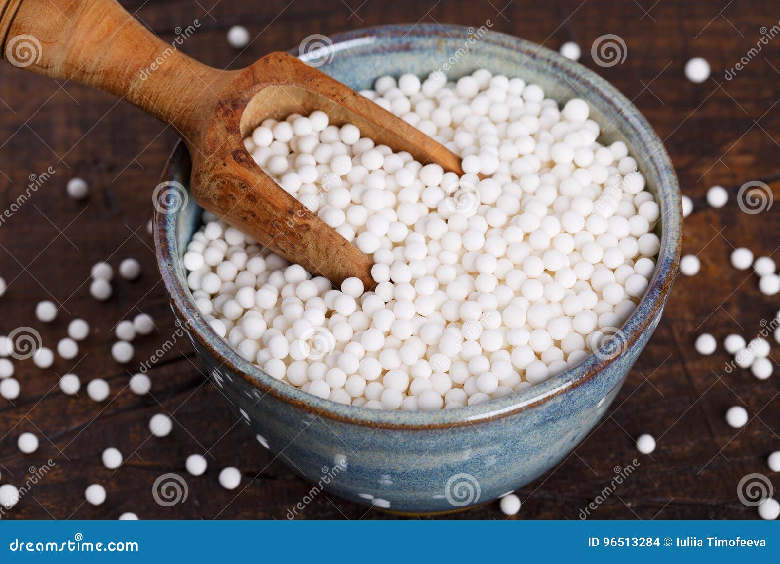Tapioca Granulada De La Mandioca En Fondo Negro Foto de archivo ...