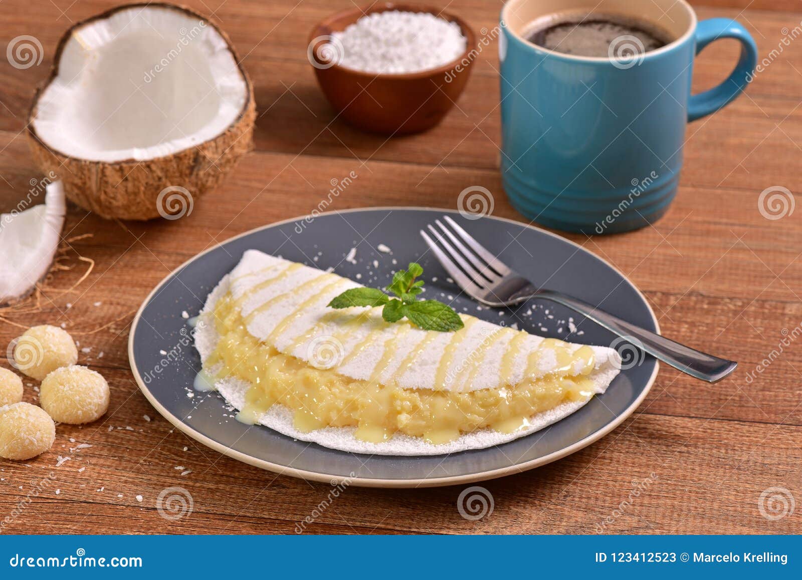 Tapioca Llenada De Crema Del Coco Imagen de archivo - Imagen de brasil ...