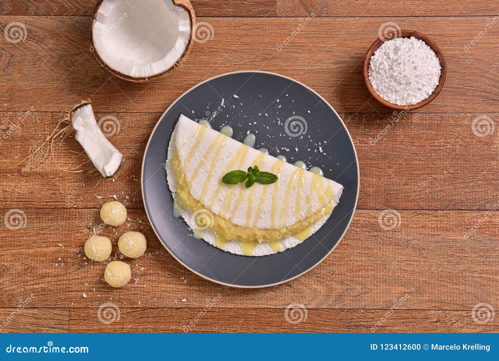 Tapioca Llenada De Crema Del Coco Foto de archivo - Imagen de postre ...