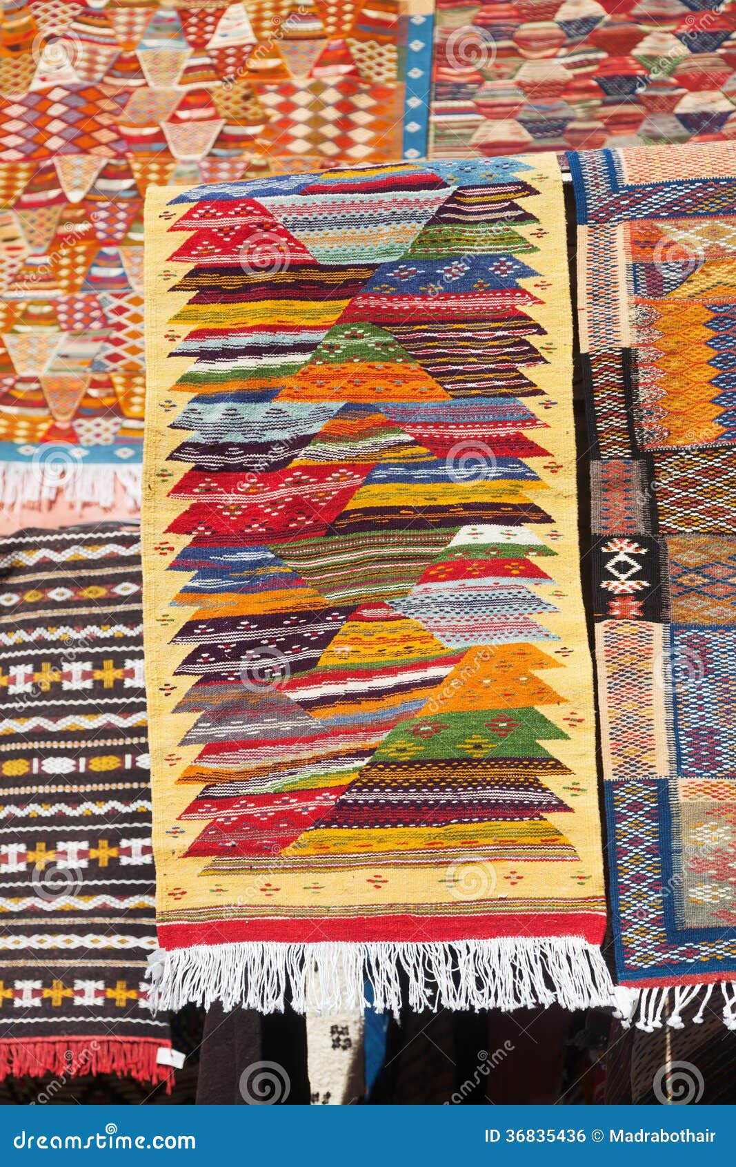 Tapis Orientaux Dans Les Souks De Marrakech Photo stock - Image du ...