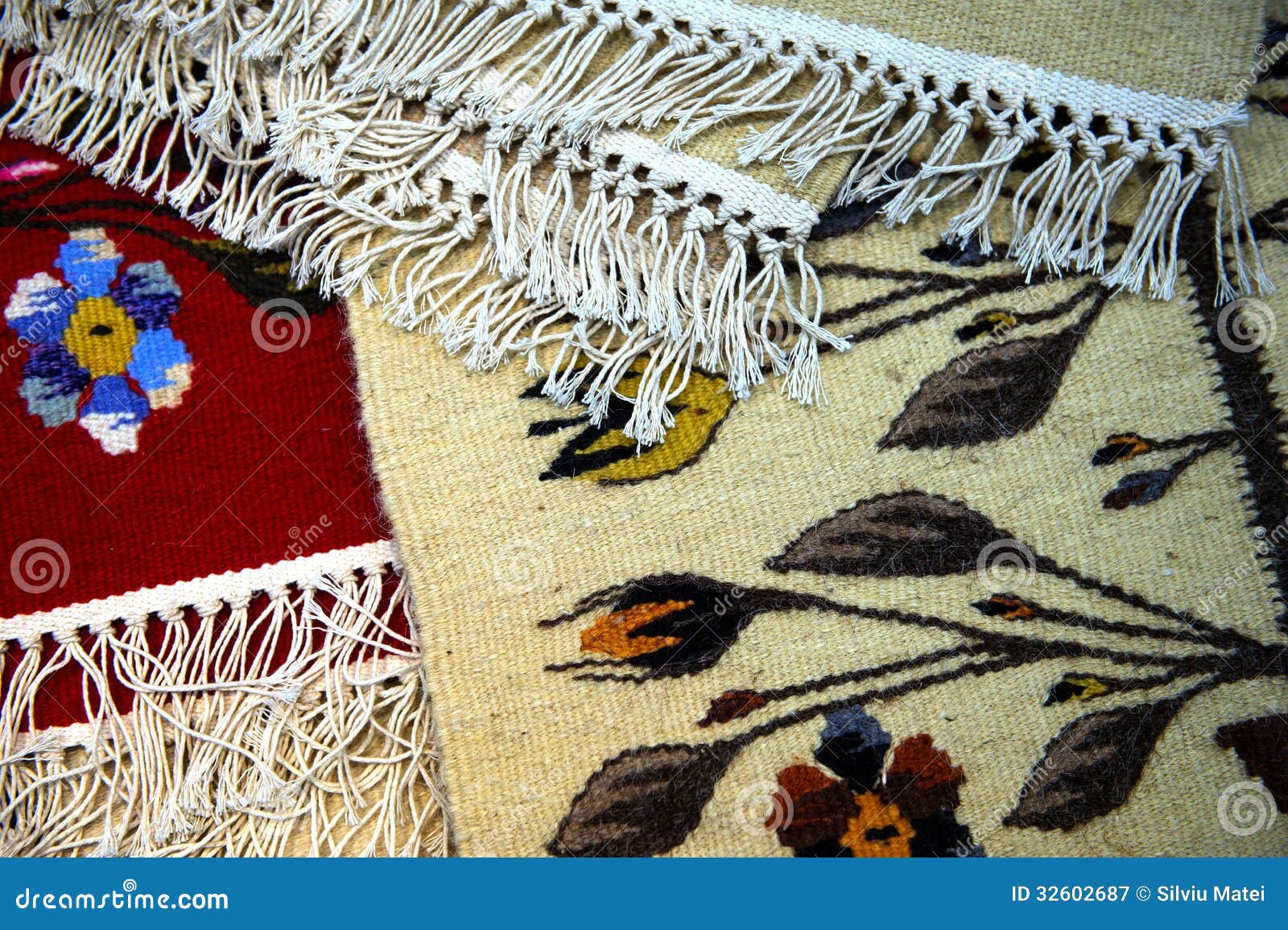 Tappeti Rumeni Tradizionali Immagine Stock - Immagine di verde, sorelle ...