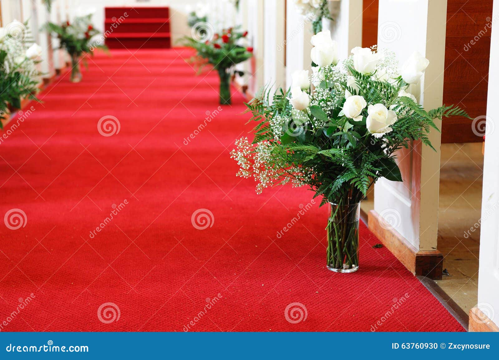 Tappeto Rosso in Chiesa Per Cerimonia Di Nozze Fotografia Stock ...