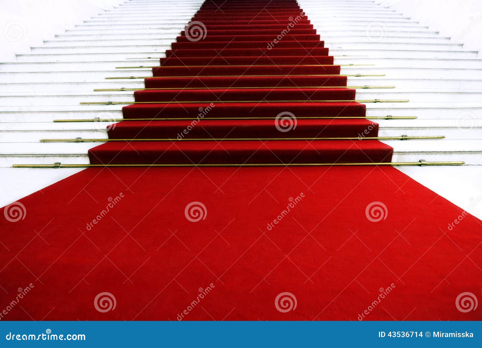 Tappeto rosso sulla scala fotografia stock. Immagine di gloria - 43536714