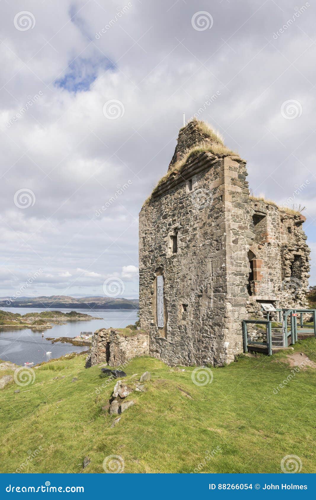 Tarbert Castle in Argyll, Scotland. Stock Photo - Image of scotland ...