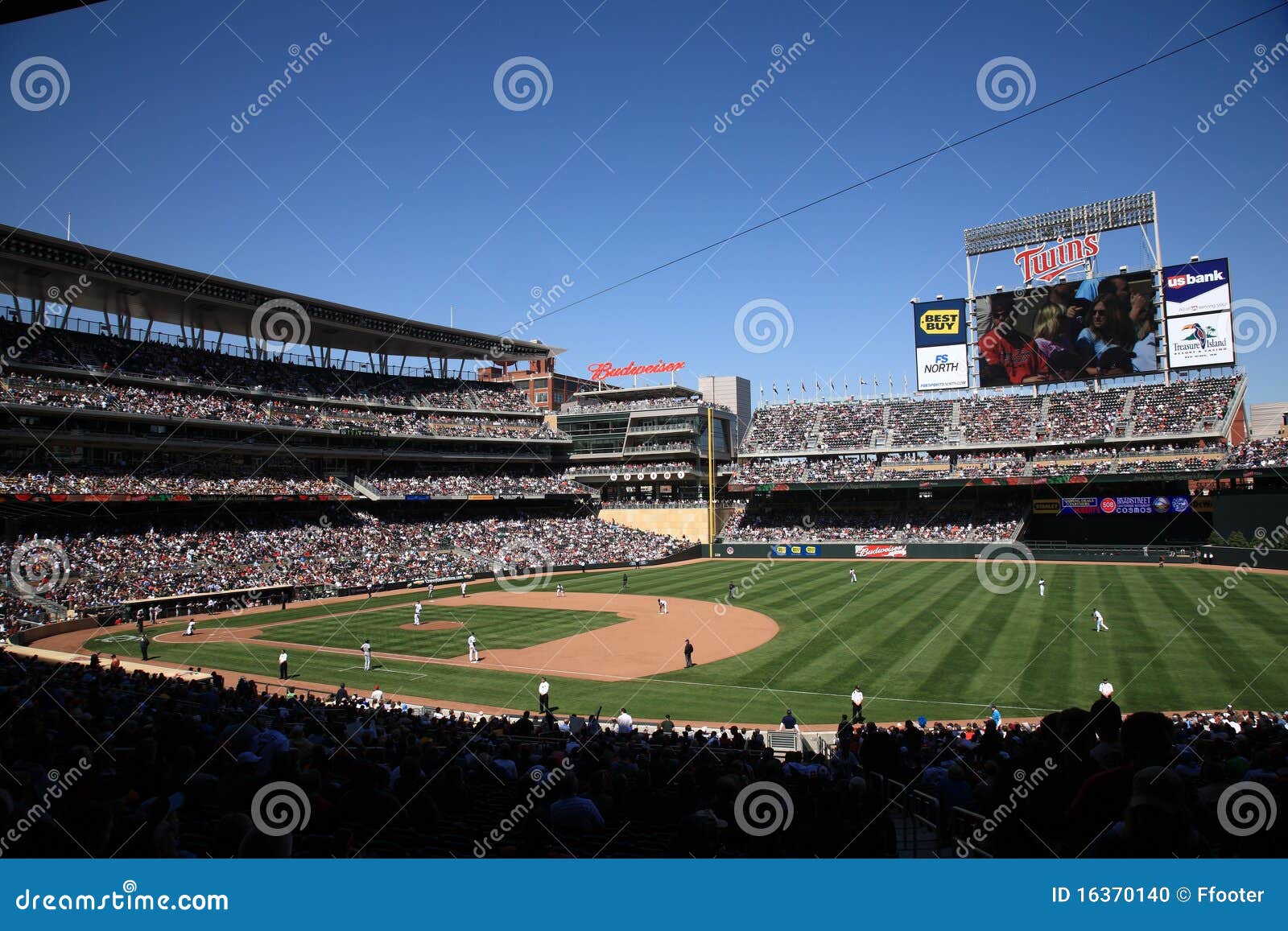 Target Field - Minnesota Twins Editorial Image - Image of bases, grass ...