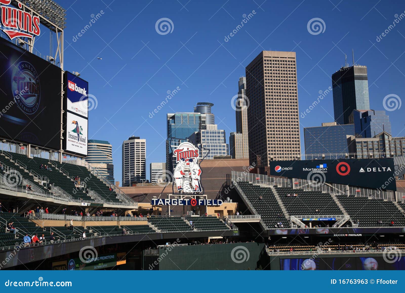 Target Field - Minnesota Twins Editorial Stock Photo - Image of players ...