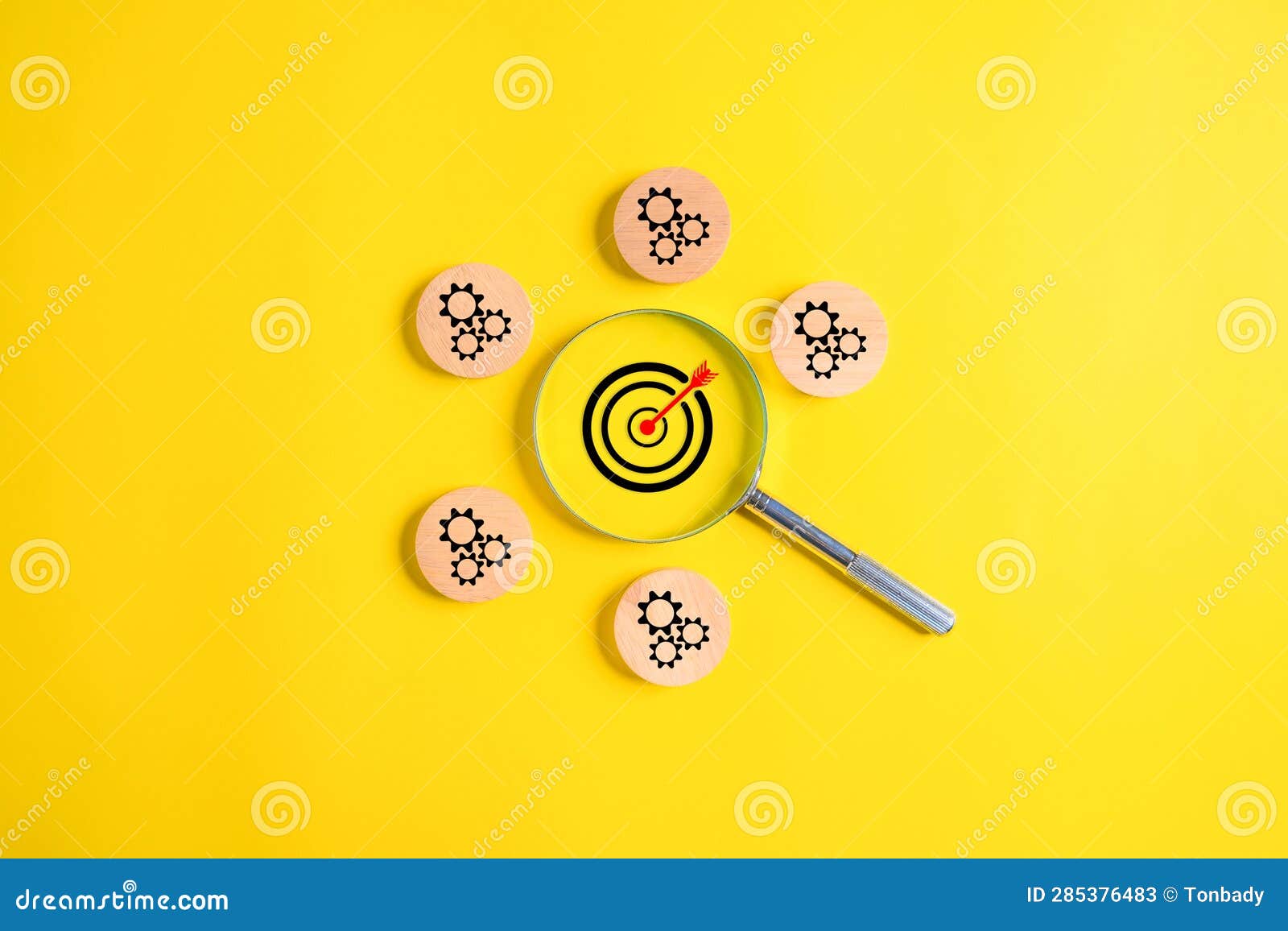 Target and Setting Icons with Magnifying Glass, Successful Business ...