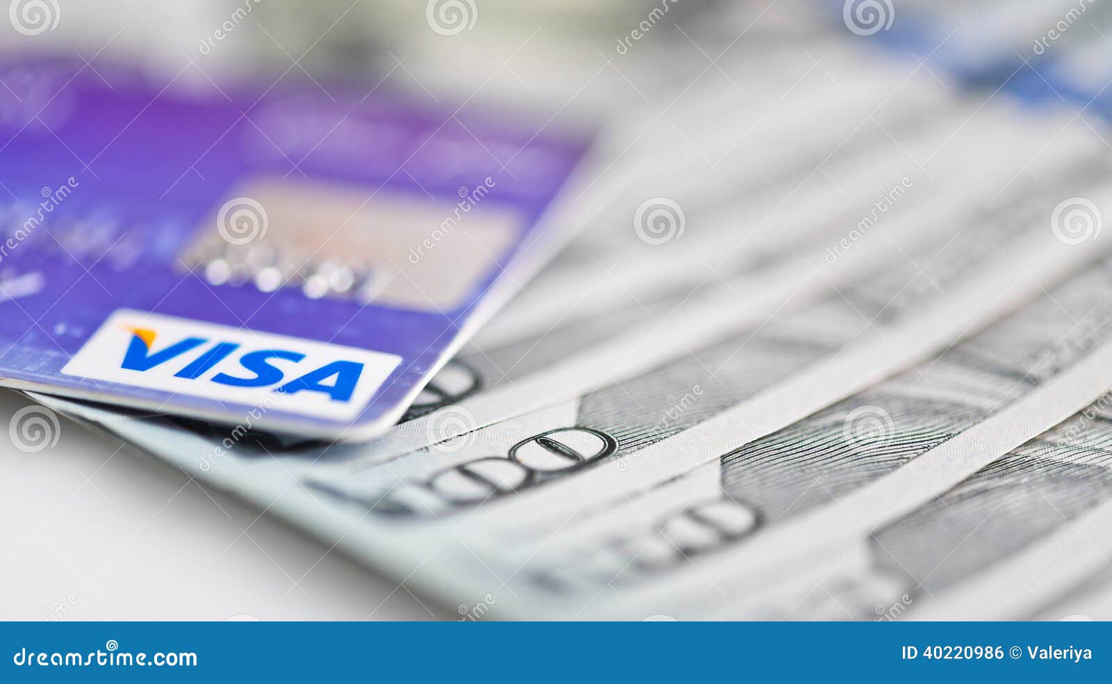 Tarjetas De Débito De La Visa Sobre Billetes De Dólar Foto editorial ...