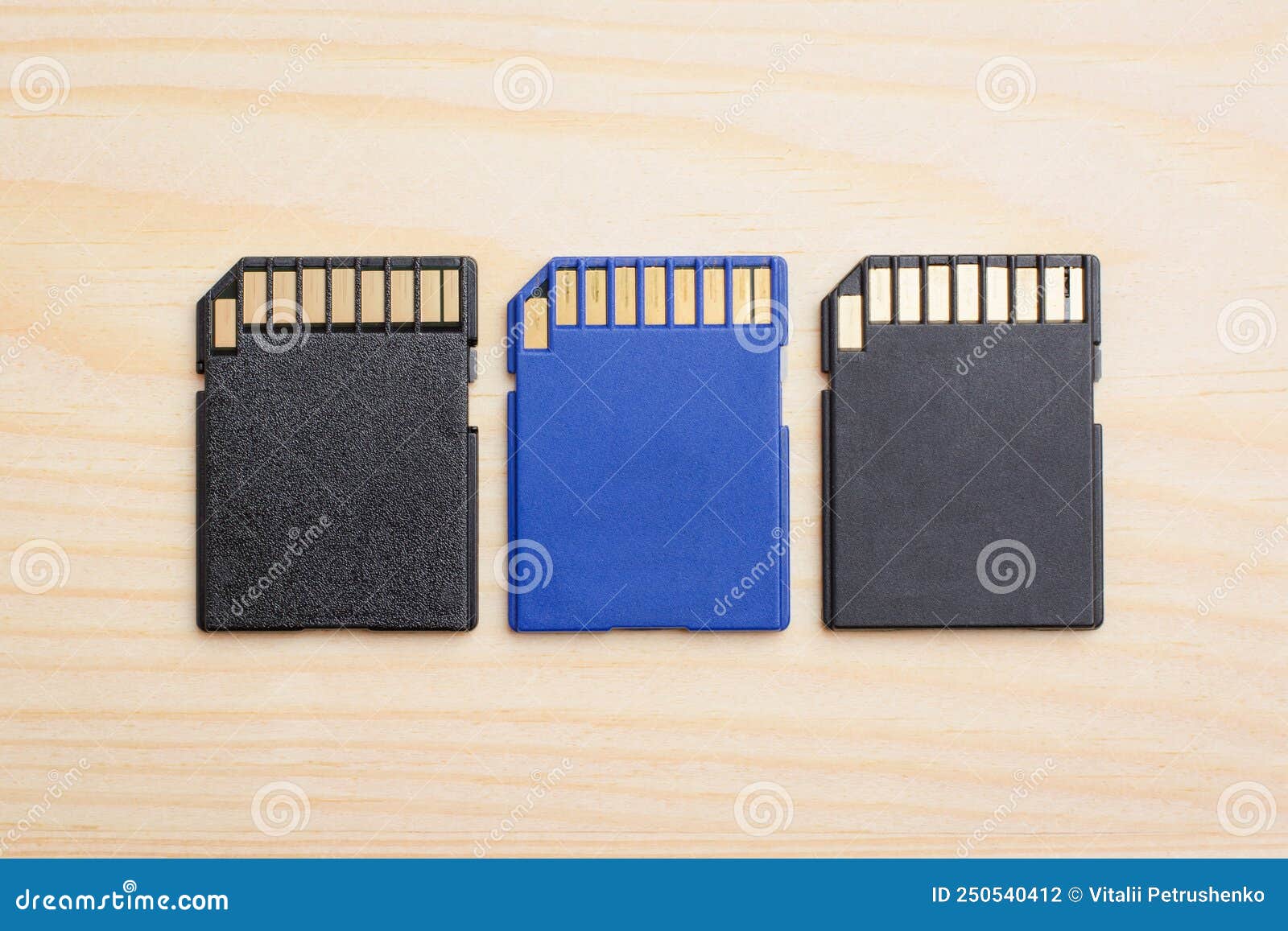 Tarjetas Sd Sobre Mesa De Madera Foto de archivo - Imagen de digital ...