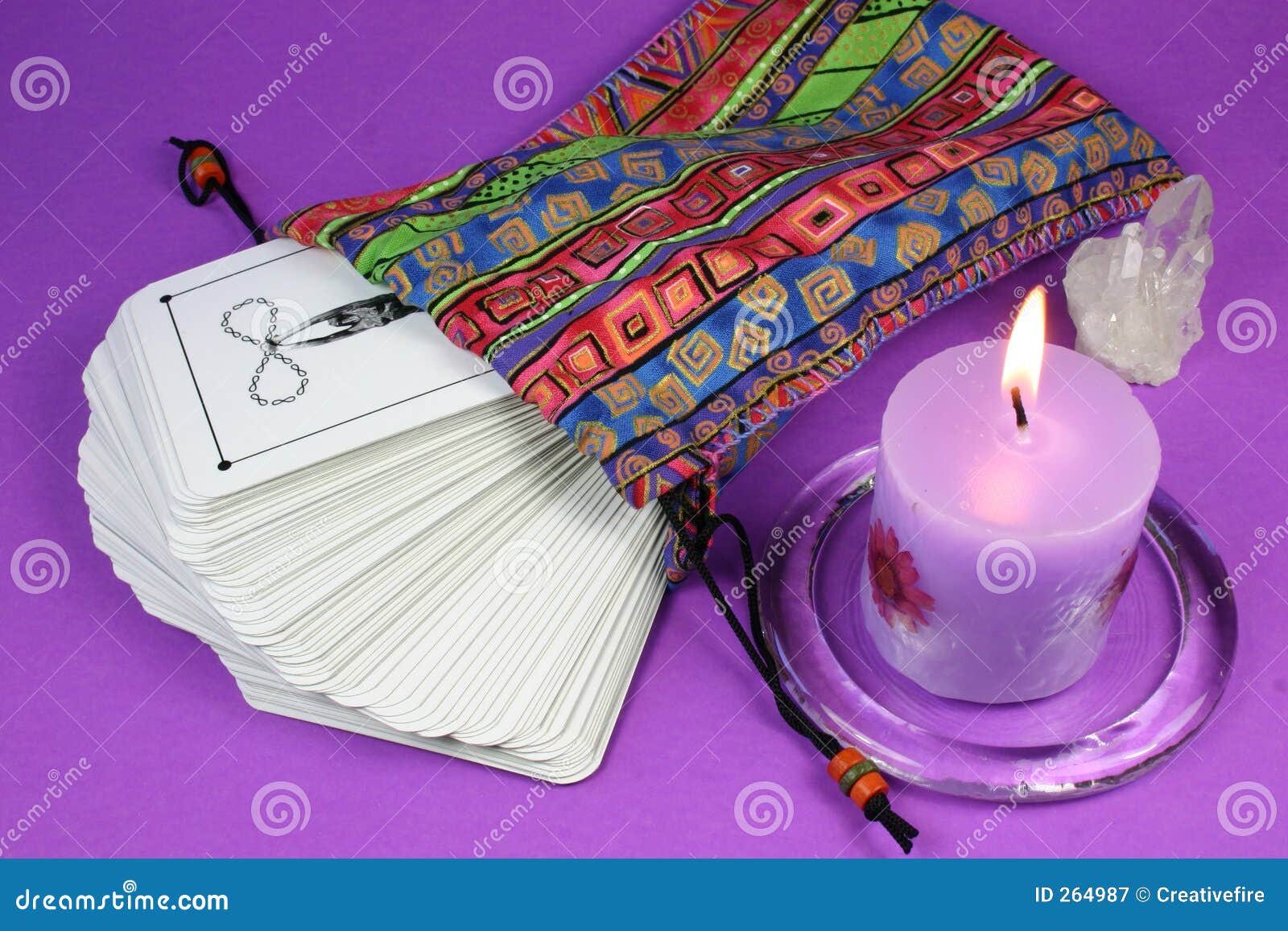 Tarjetas y vela de Tarot imagen de archivo. Imagen de oculto - 264987