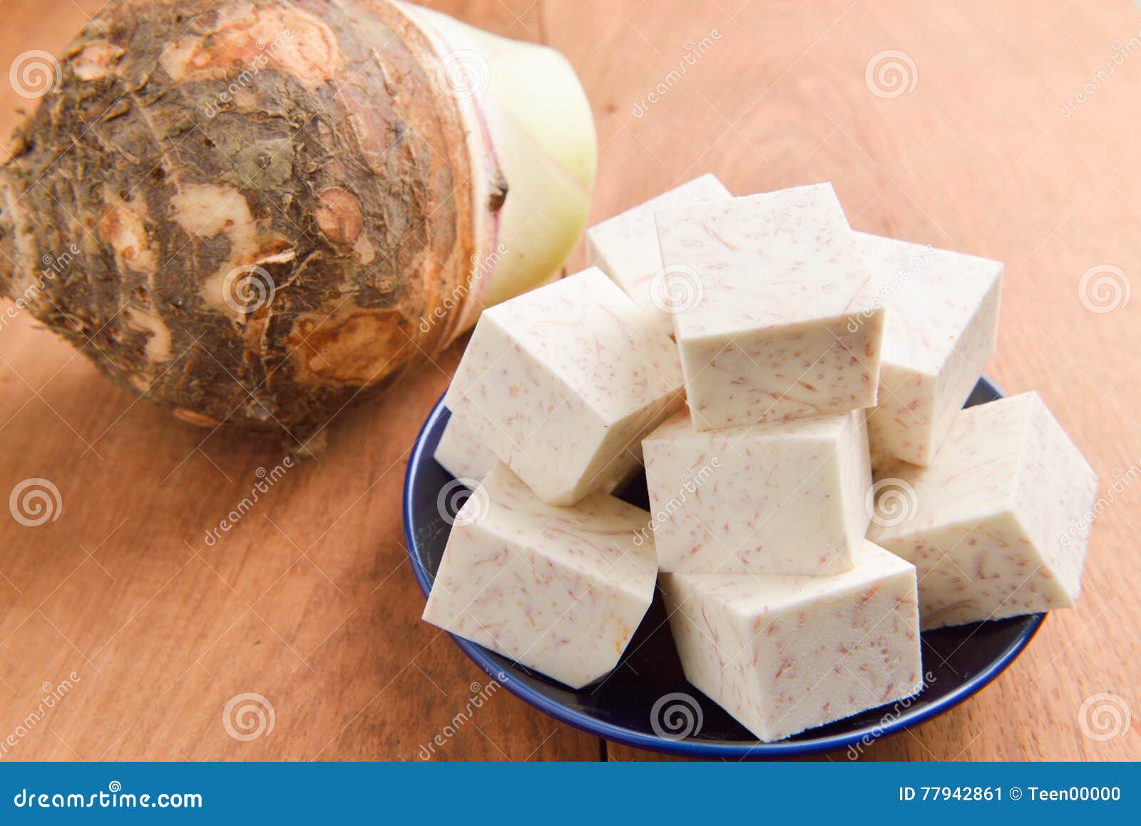 Taro En El Fondo De Madera De La Tabla Imagen de archivo - Imagen de ...