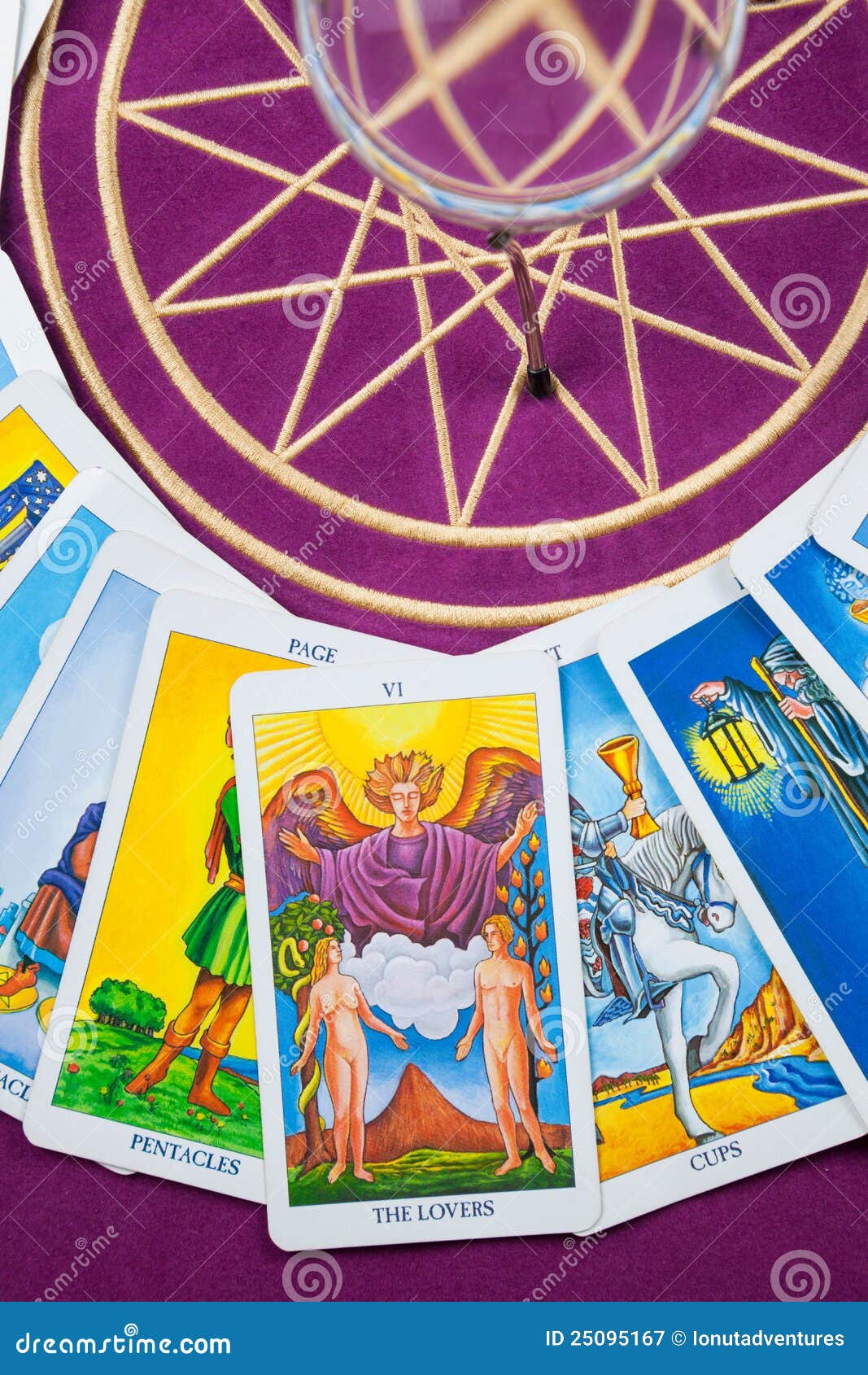 Tarot Karten Auf Einem Magischen Pentagram. Stockbild - Bild von ...