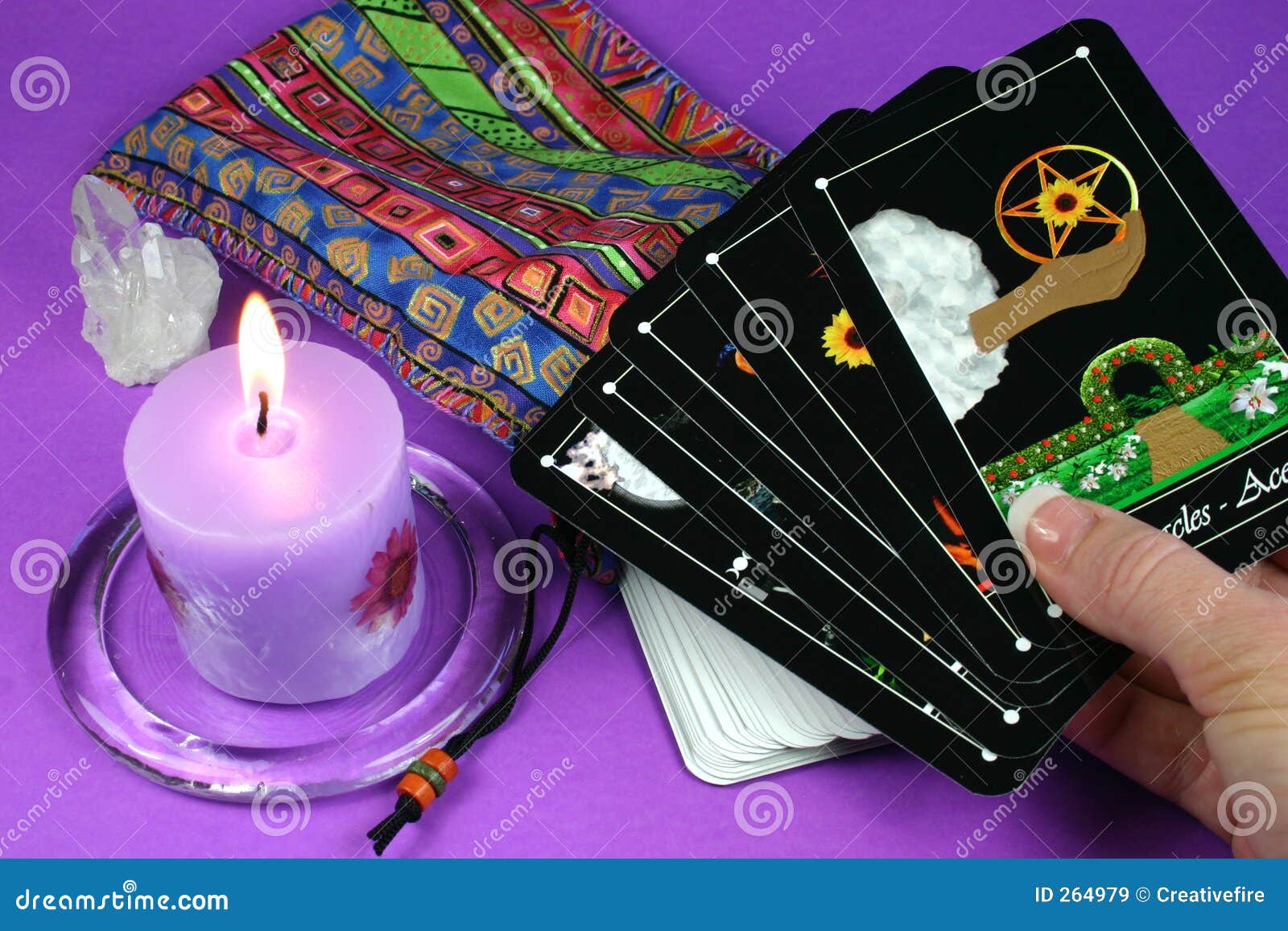 Tarot Karten in der Hand stockbild. Bild von finger, hand - 264979